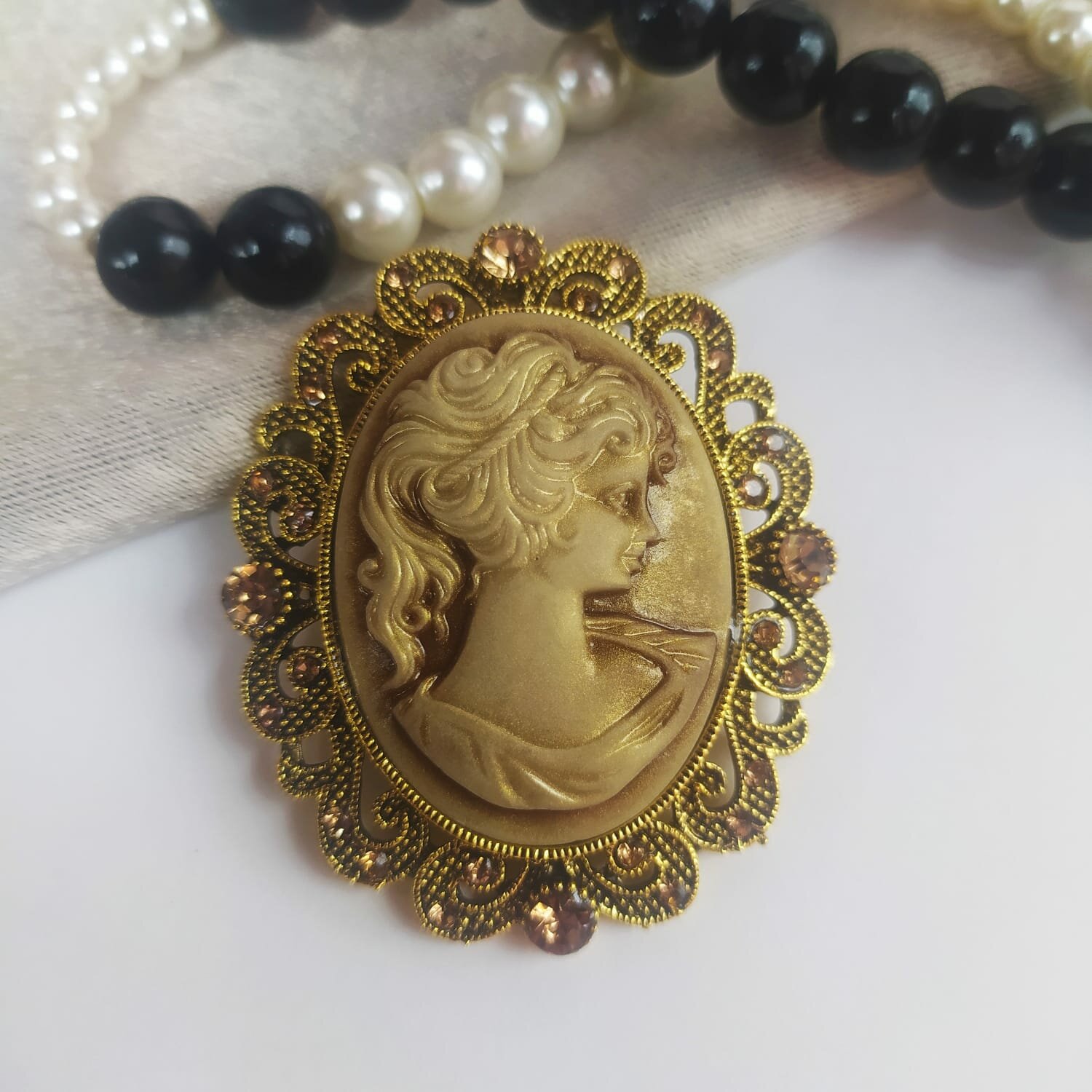 Брошь, стразы, пластик