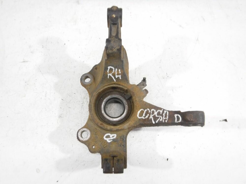 Кулак передний правый Opel Corsa D