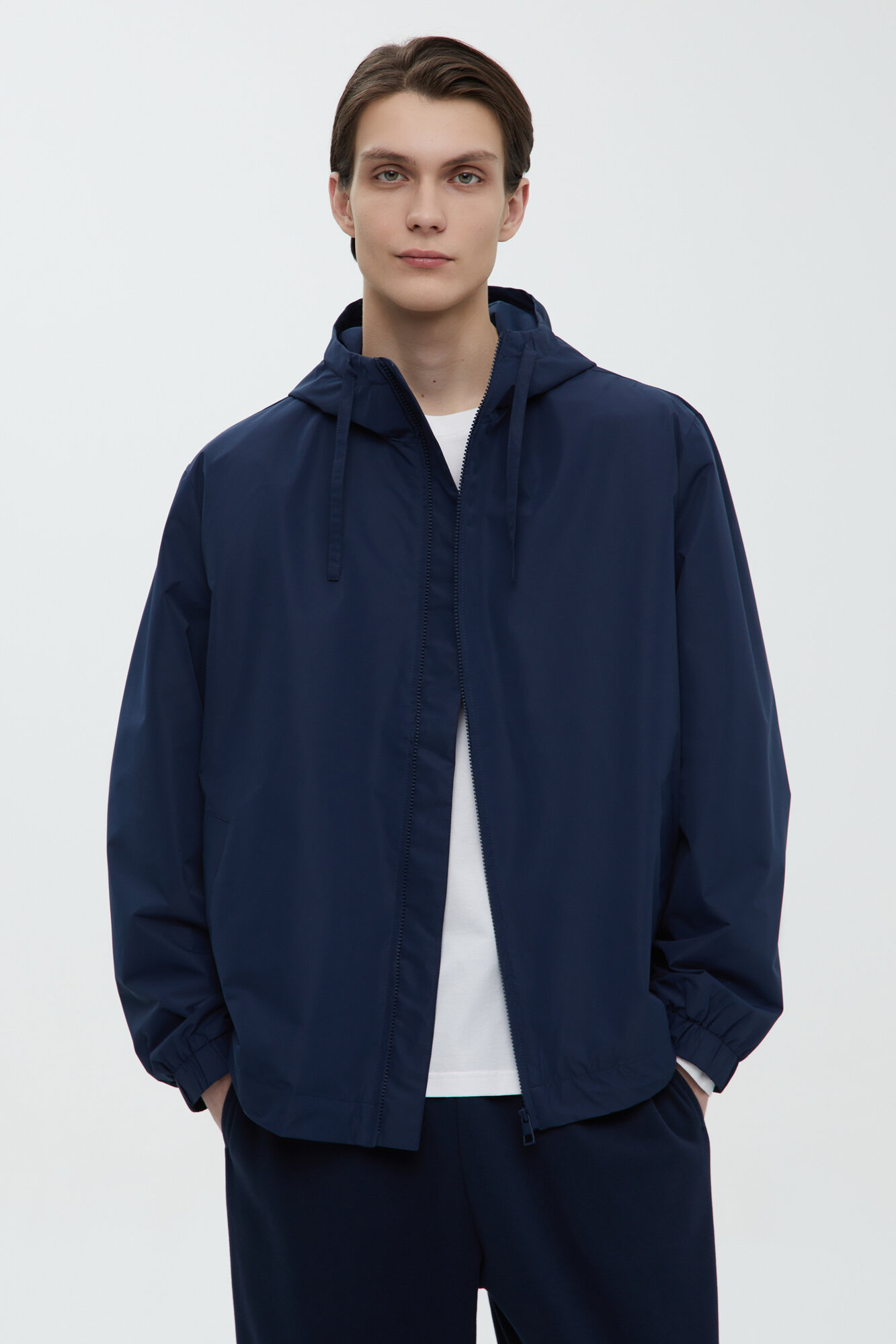 Ветровка с капюшоном