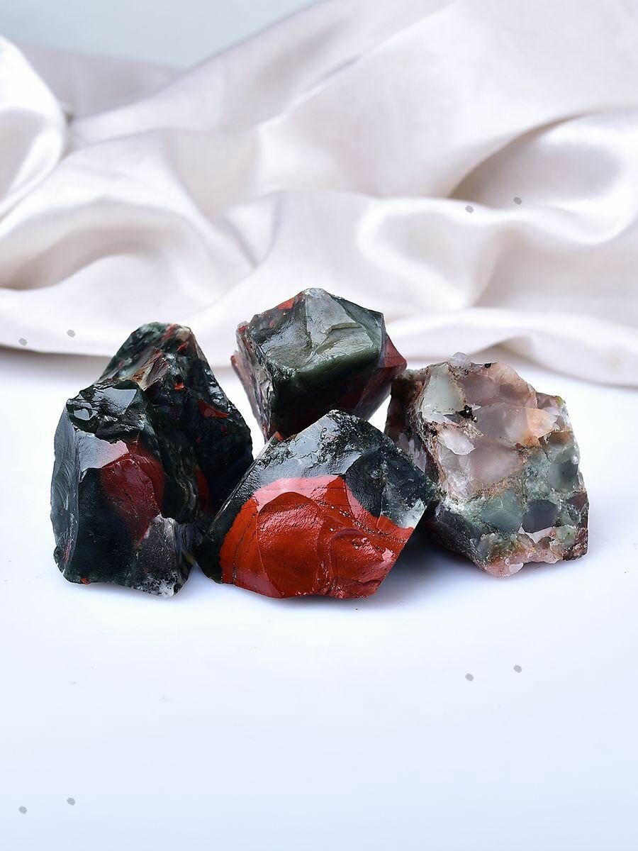 Натуральный необработанный камень "Африканский кровавик не подвергался обработке (3-5 см 3 шт) 1 pcs