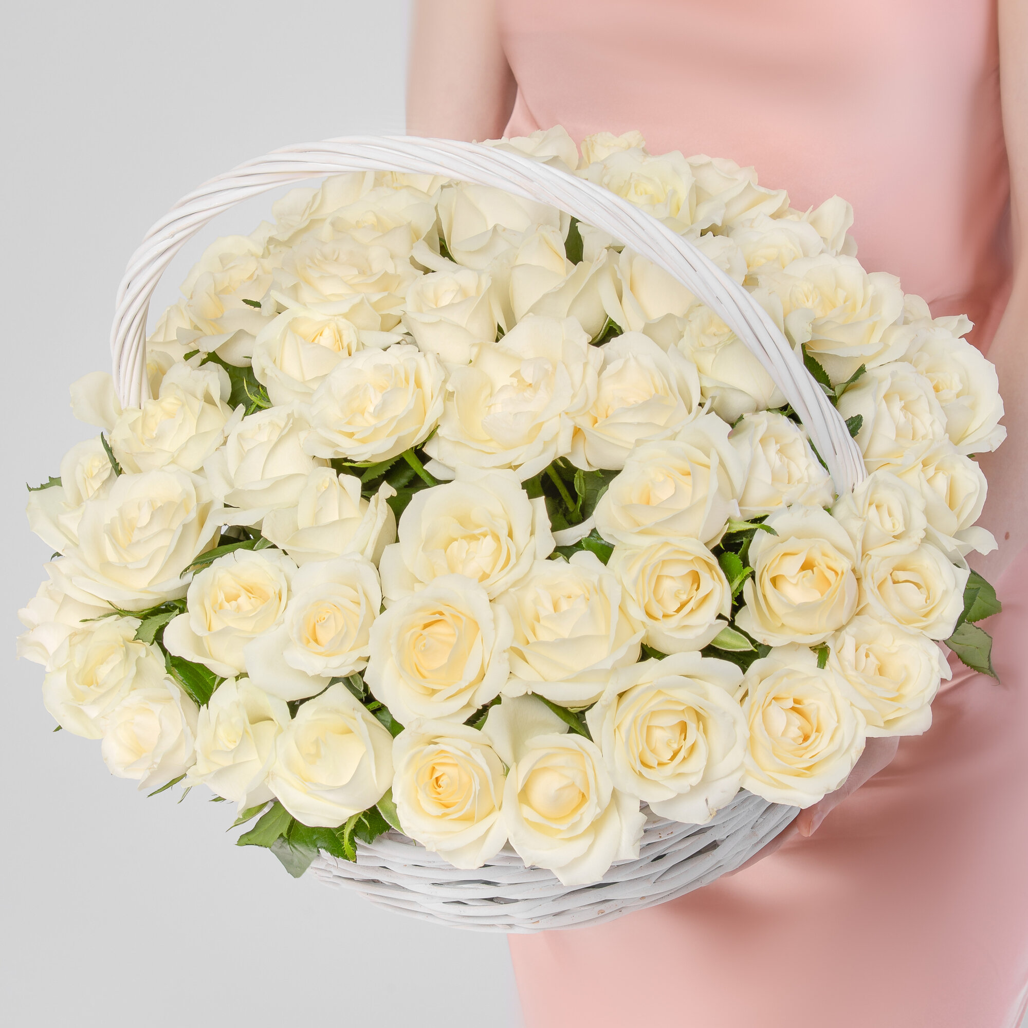 Композиция Мегацвет24 "Роза Аваланж", белая, 51 роза, 40см, оформление в корзине
