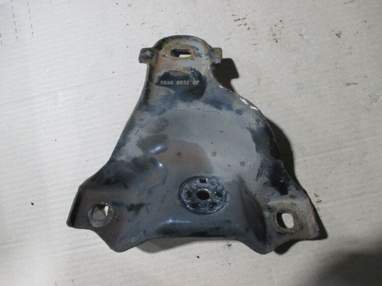 Кронштейн опоры двигателя правой 98AB6037DF Форд Фокус 1 на 1,4-2,0 литра 1206673, 1232656