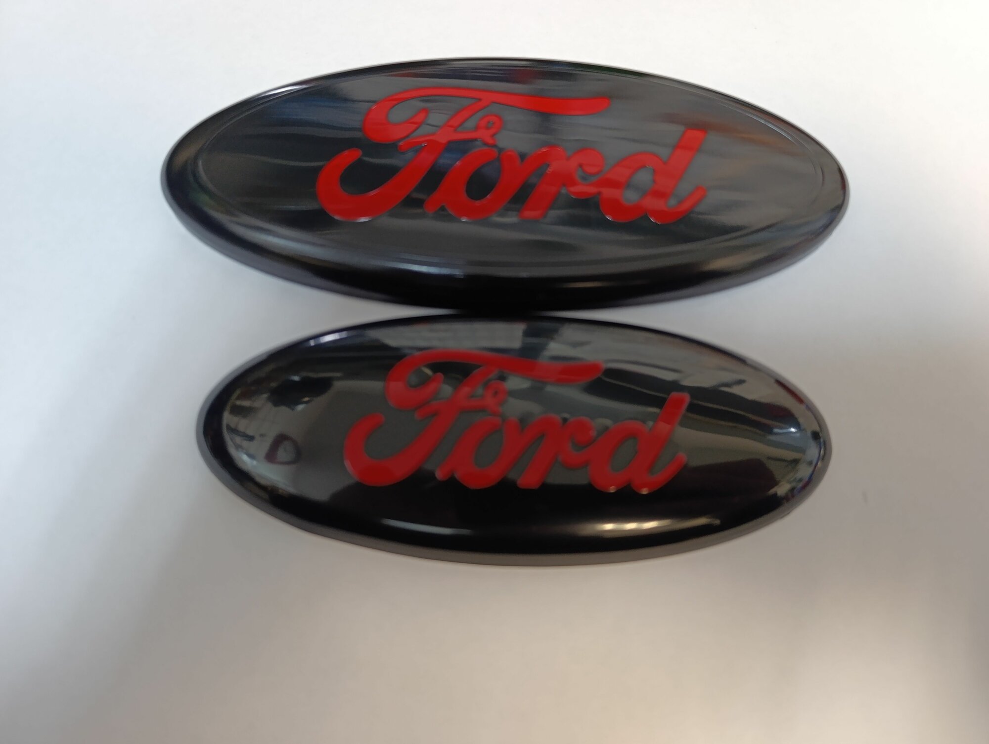 Комплект эмблем из 2-х шт Ford Focus 3 2011-2015 Красные