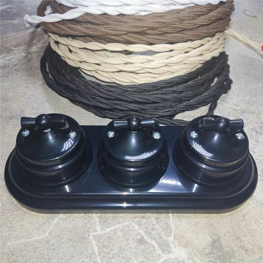 Комплект из трех выключателей 2-клавишных поворотных открытой установки Ретро с трехместной рамкой, цвет черный