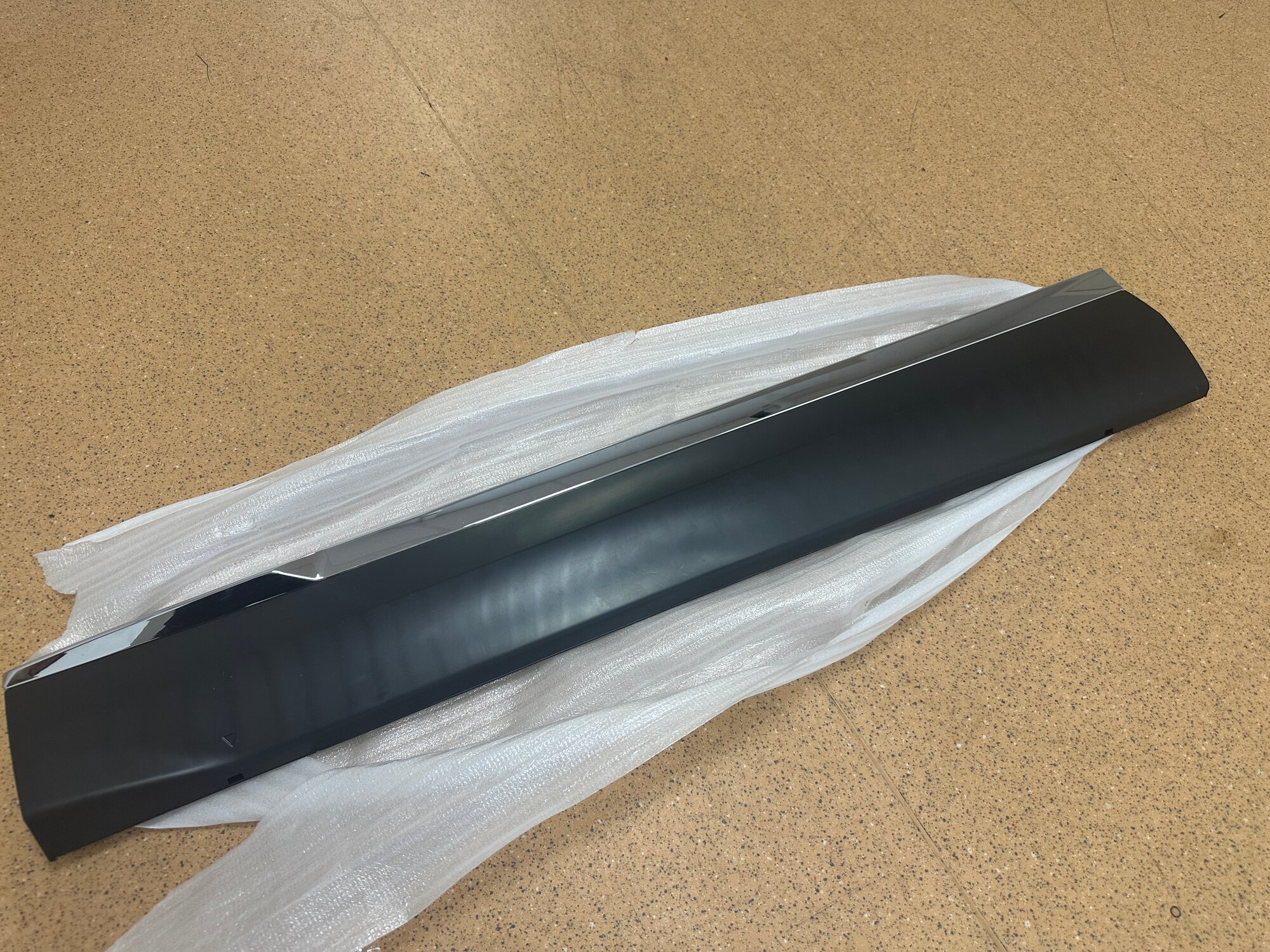 Накладка двери передней левой Geely Monjaro оригинал 8891573768 8889688739 6073120000