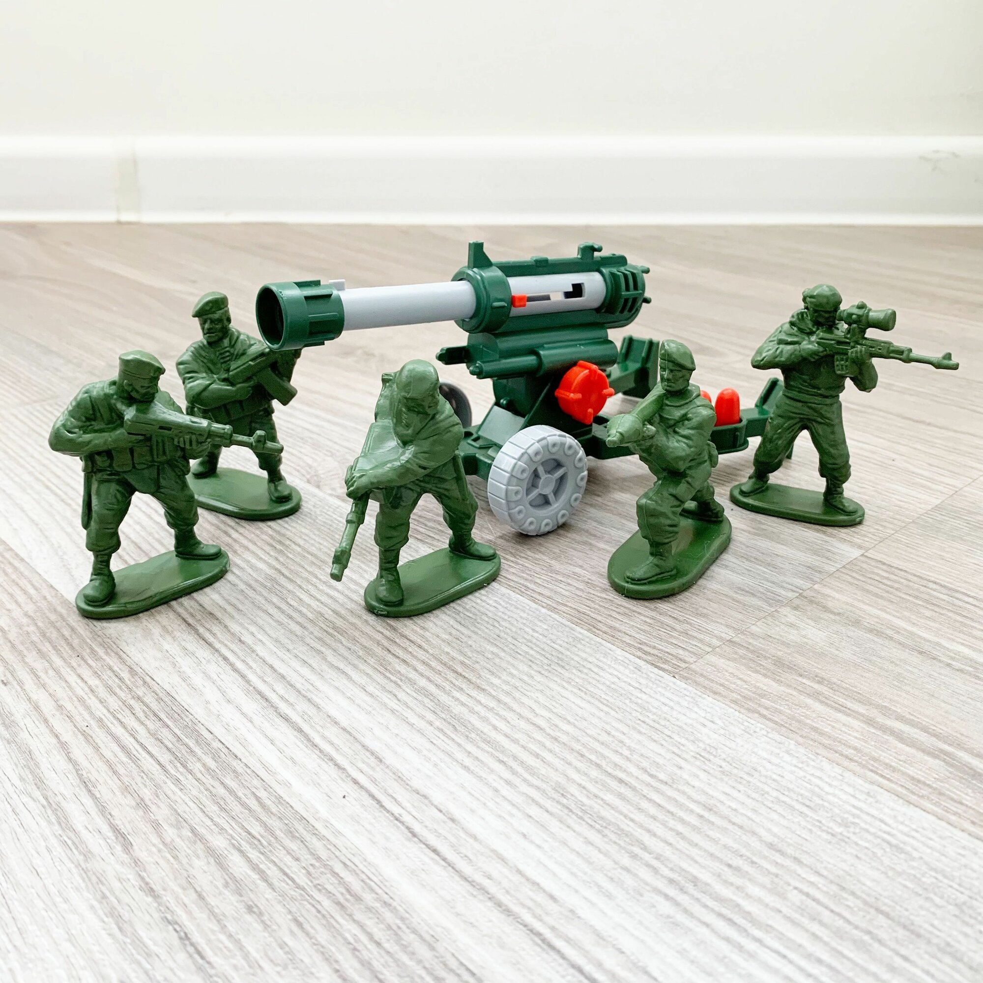 Стреляющая снарядами пушка и 5 солдатиков "морпехи" для игры в сражение