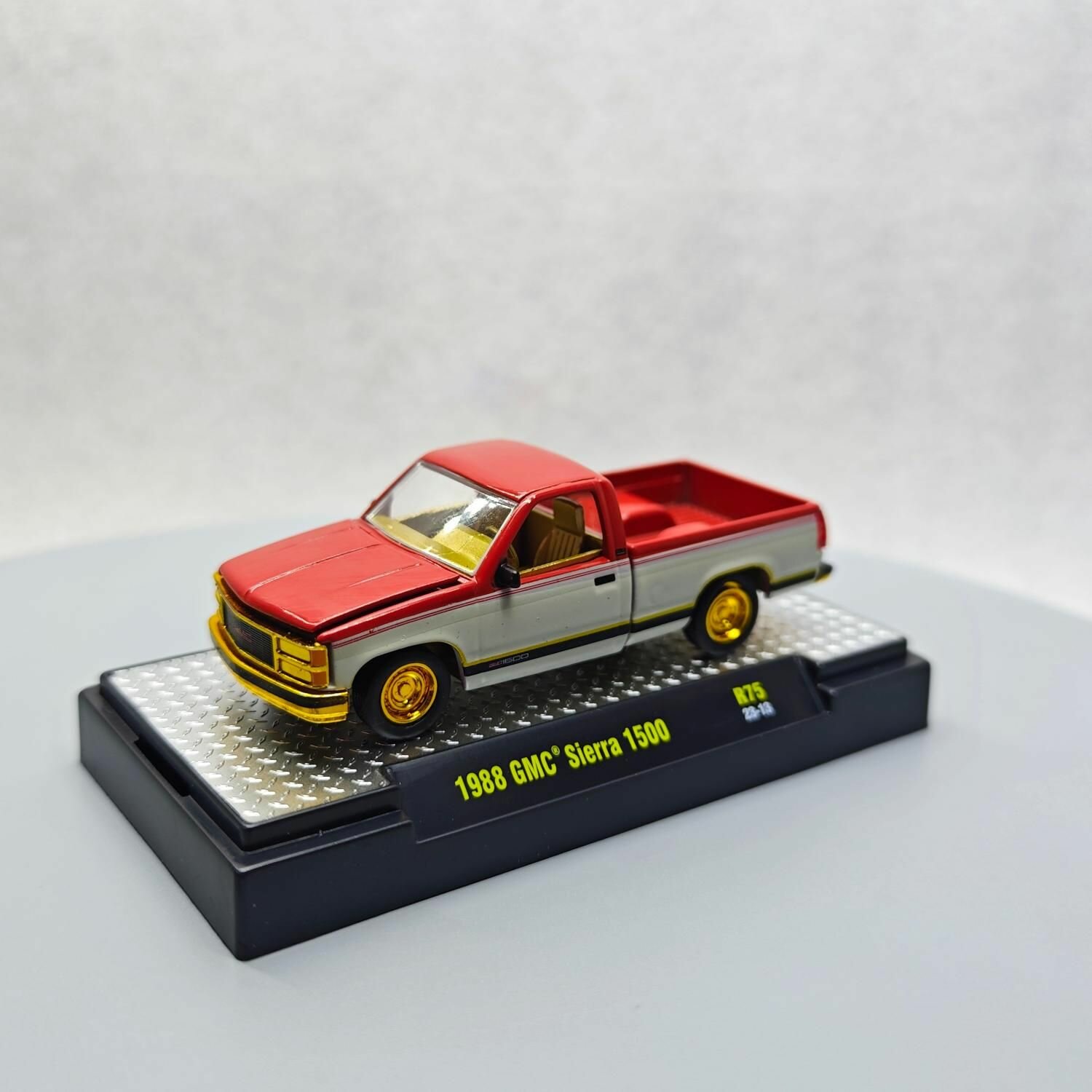 Машинка M2 Machines 1/64 1988 GMC Sierra 1500 Gold Hud Die-cast alloy car model collection display child gift