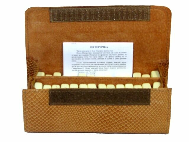 Домино профессиональное D6 в пенале из тисненой кожи бежевого цвета 999-RTL-65n