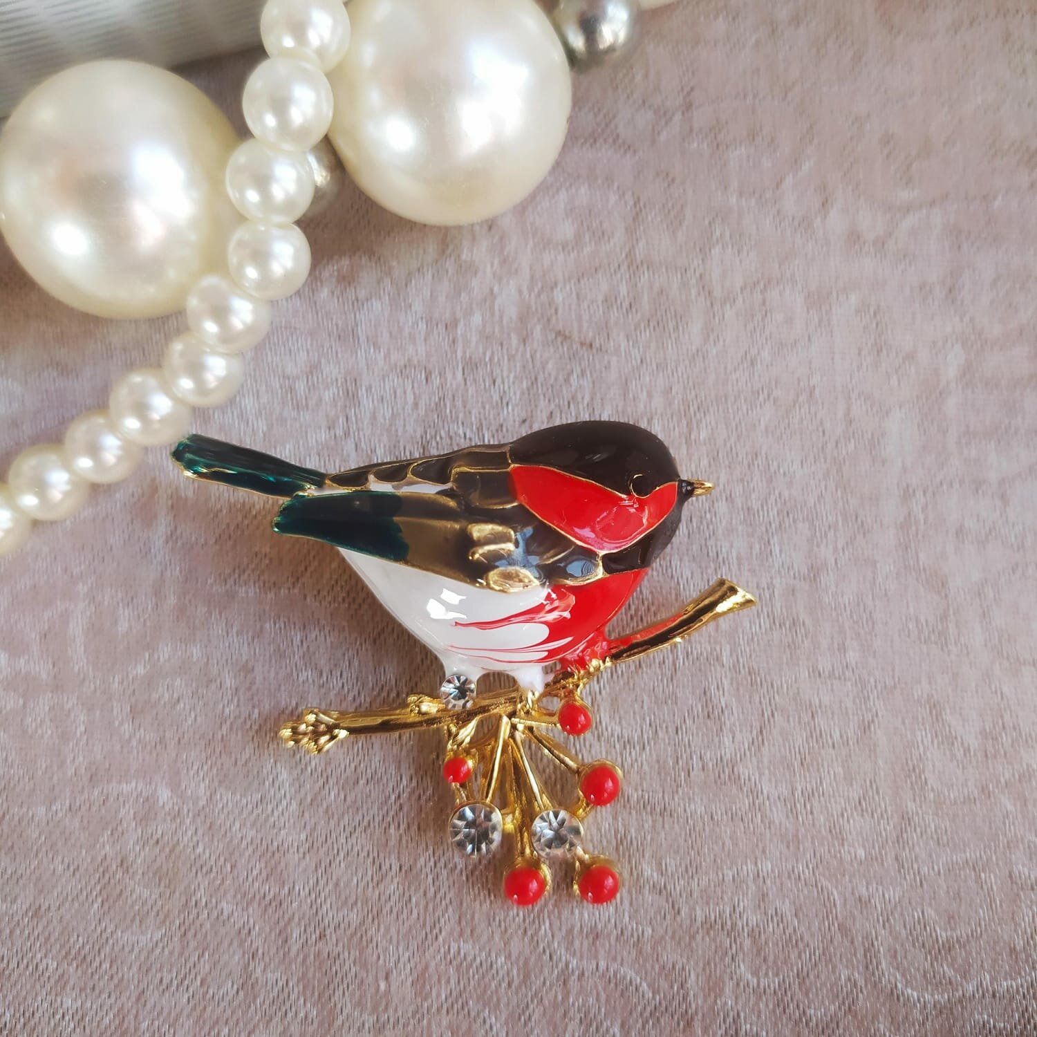 Брошь, стразы, пластик, эмаль