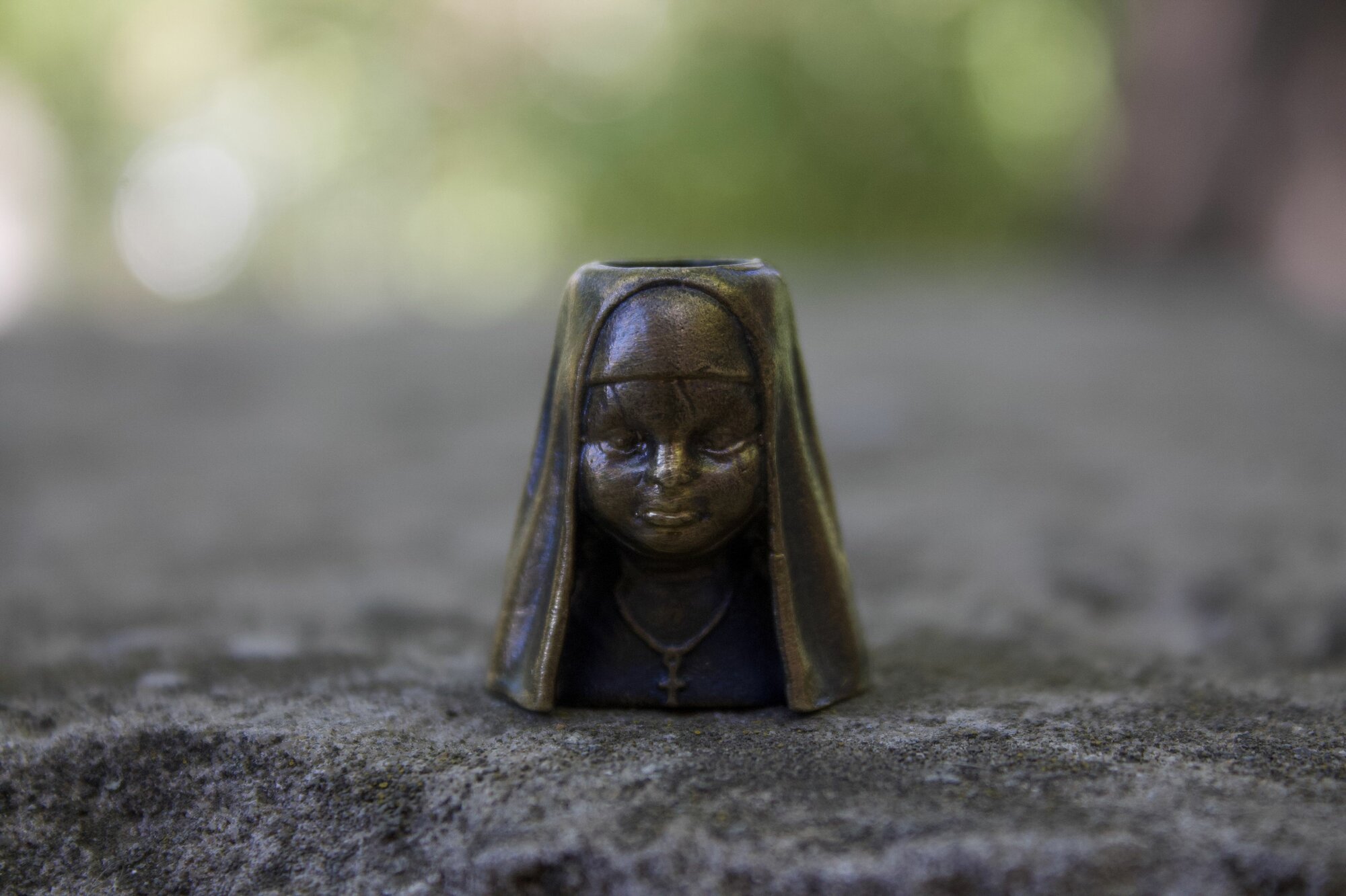 Злая Монашка - темлячная бусина для ножа, бусина на паракорд и кожу / edc стиль