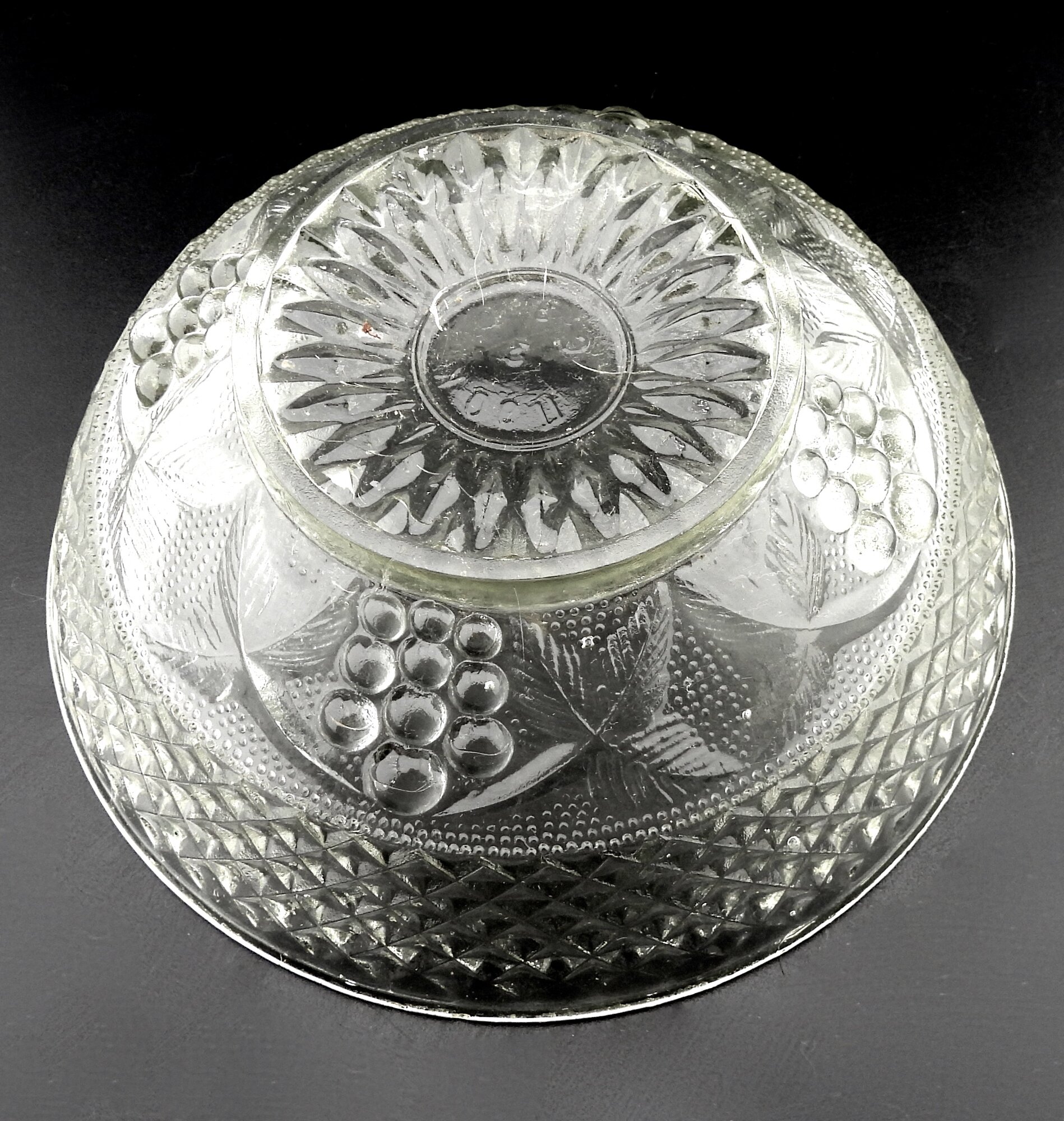 Большой салатник "Виноград" 18,5 см рельефное стекло СССР 1970-е гг