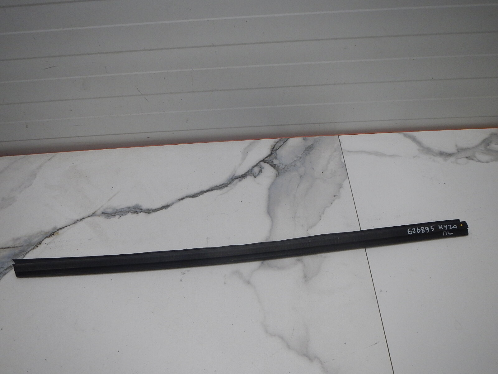 Б/У Молдинг стекла двери передней левой (внутренний), Ford (Форд)-KUGA (13-19) FORD KUGA (13-19) Потертости. 626895 FORD...