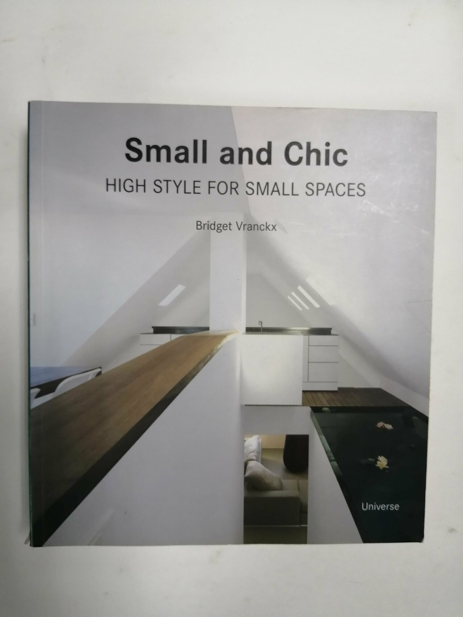 Small and Chic high style for small spaces. Маленький и шикарный высокий стиль для небольших помещений. (на английском языке)