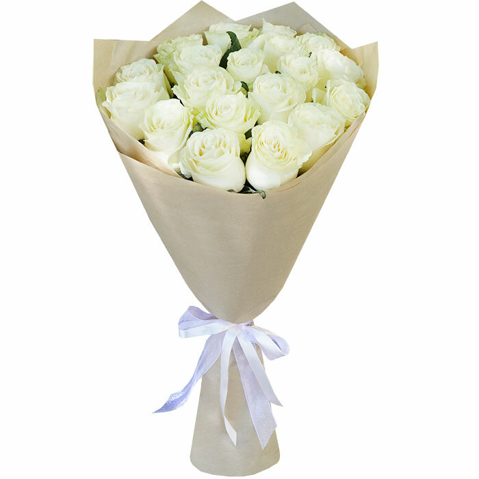 Букет из 19 белых роз в крафте