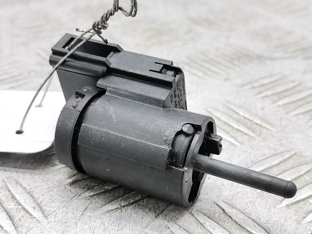 Датчик положения педали сцепления (Выключатель сцепления) Volkswagen Golf 4 арт. 2158586