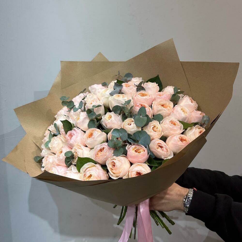 Букет Protea "Дэвид Остин Джульетта", 51 цветок, размер XL, аквабокс, высота 60см