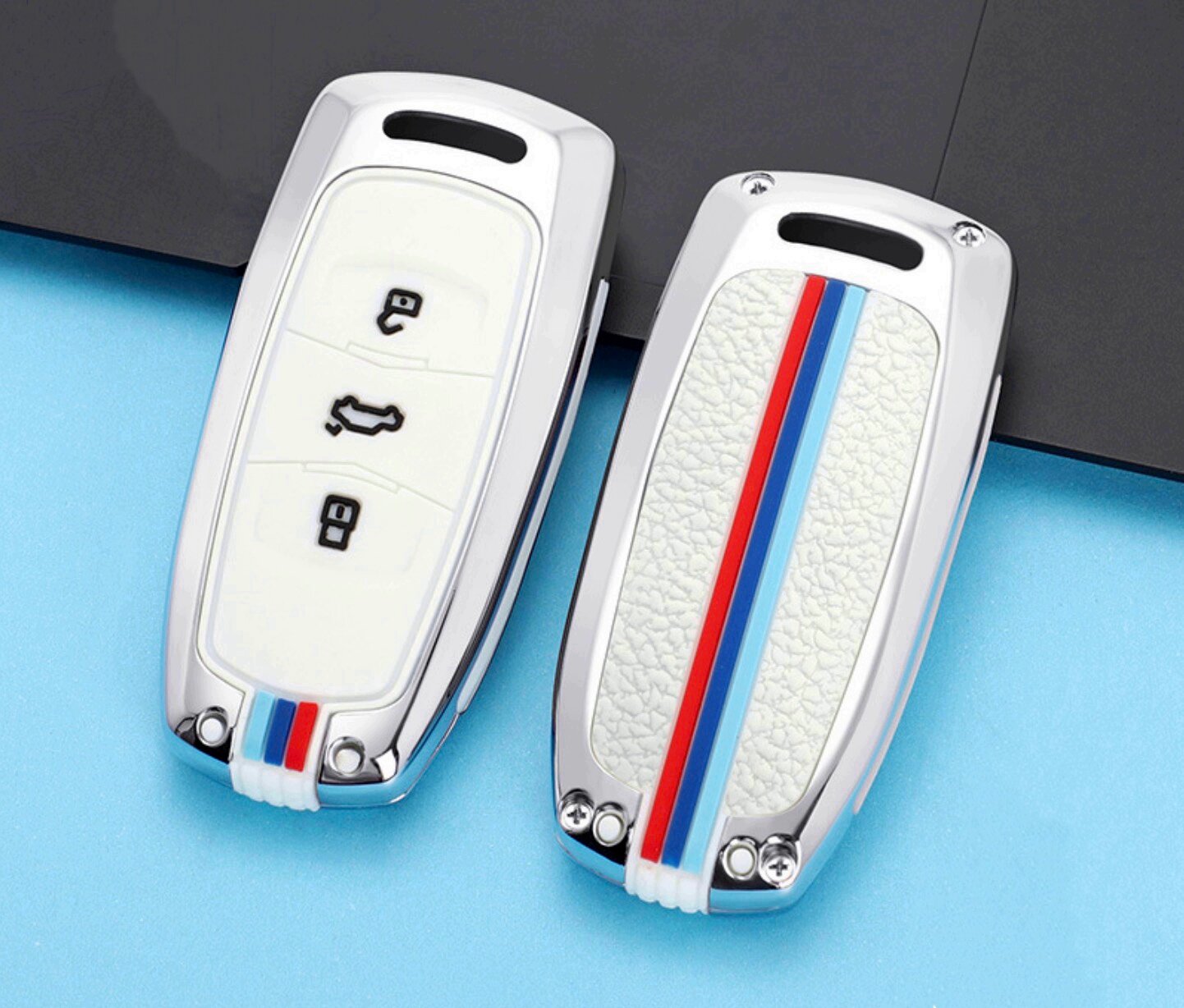 Защитный противоударный белый чехол футляр с металлическим корпусом для автомобильного смарт ключа GEELY Geely Atlas Tugella Coolray Emgrand X7 GS MK Cross Джили Эмгранд атлас тугела кулрей мк кросс ключница кожаная вставка и силиконовые кнопки