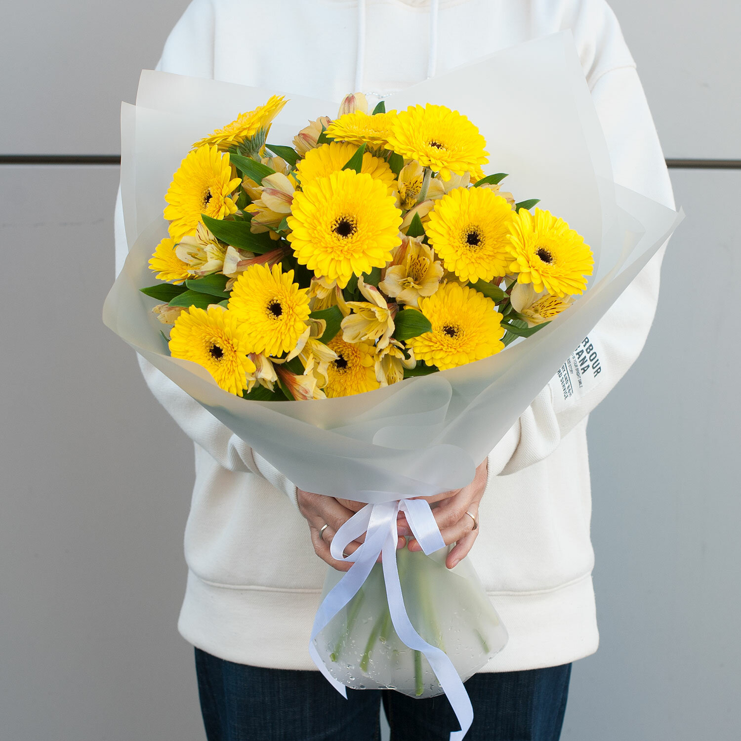 Букет из желтых минигербер и желтых альстромерий "Сан Шайн"