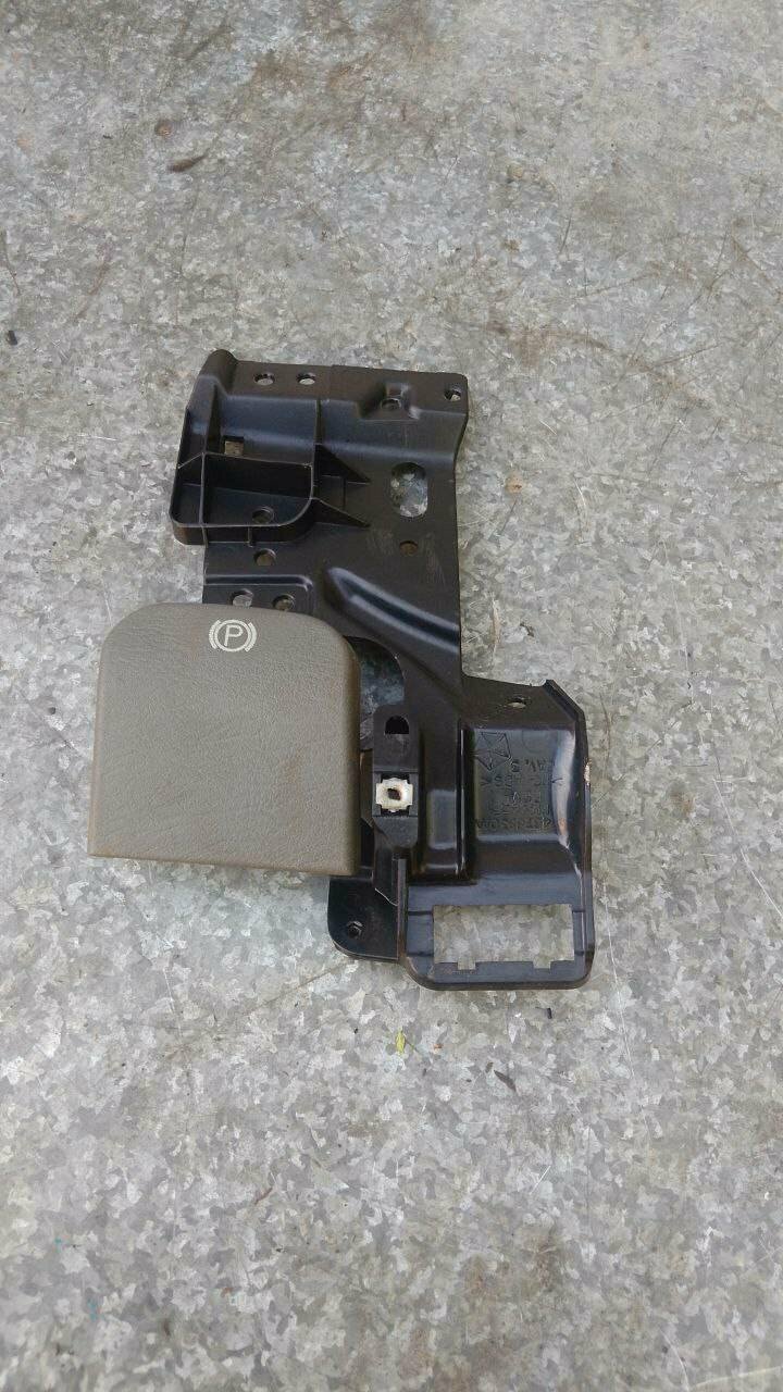 Крюк капота Dodge Caravan 4 (2000 - 2007) 4678830AA