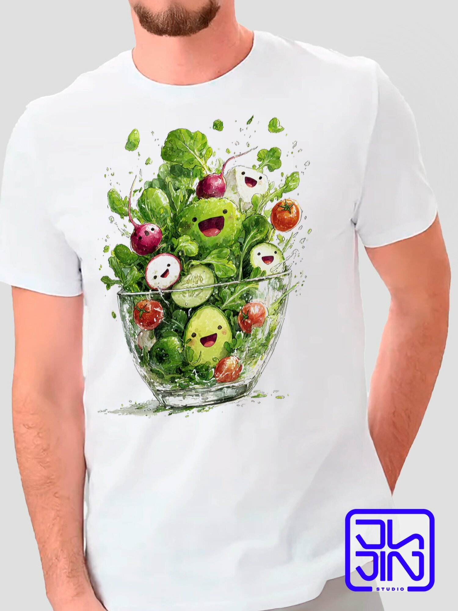 Футболка классическая мужская с авторским принтом Смешные зеленые авокадо и веселые редис в многоцветном салате с овощами, белый хлопковый трикотаж с прикольным рисунком на груди