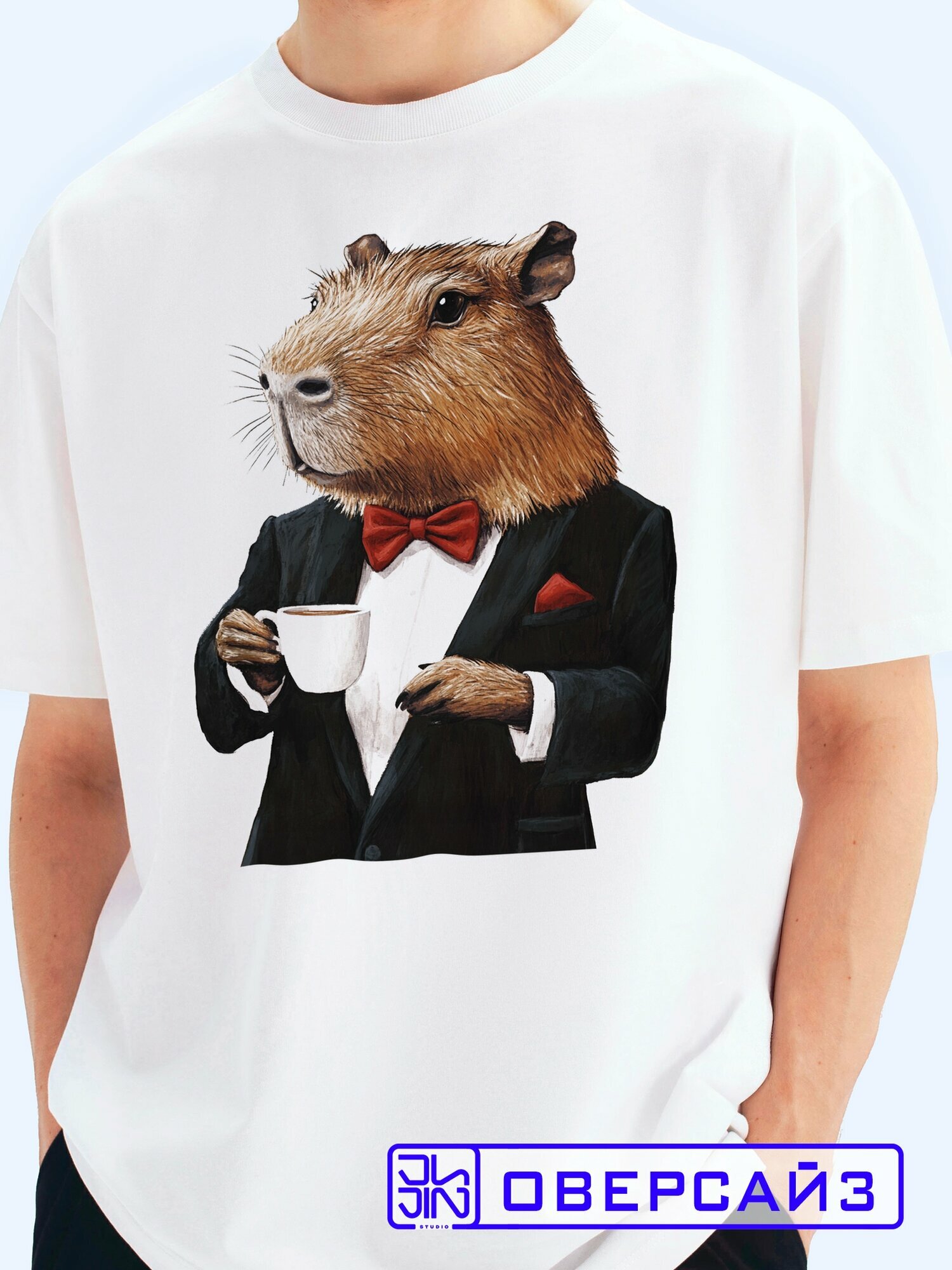 Футболка оверсайз мужская с принтом Капибара смешная, черно белая в черном смокинге с чашками и мемами, белый хлопковый трикотаж с прикольным рисунком на груди