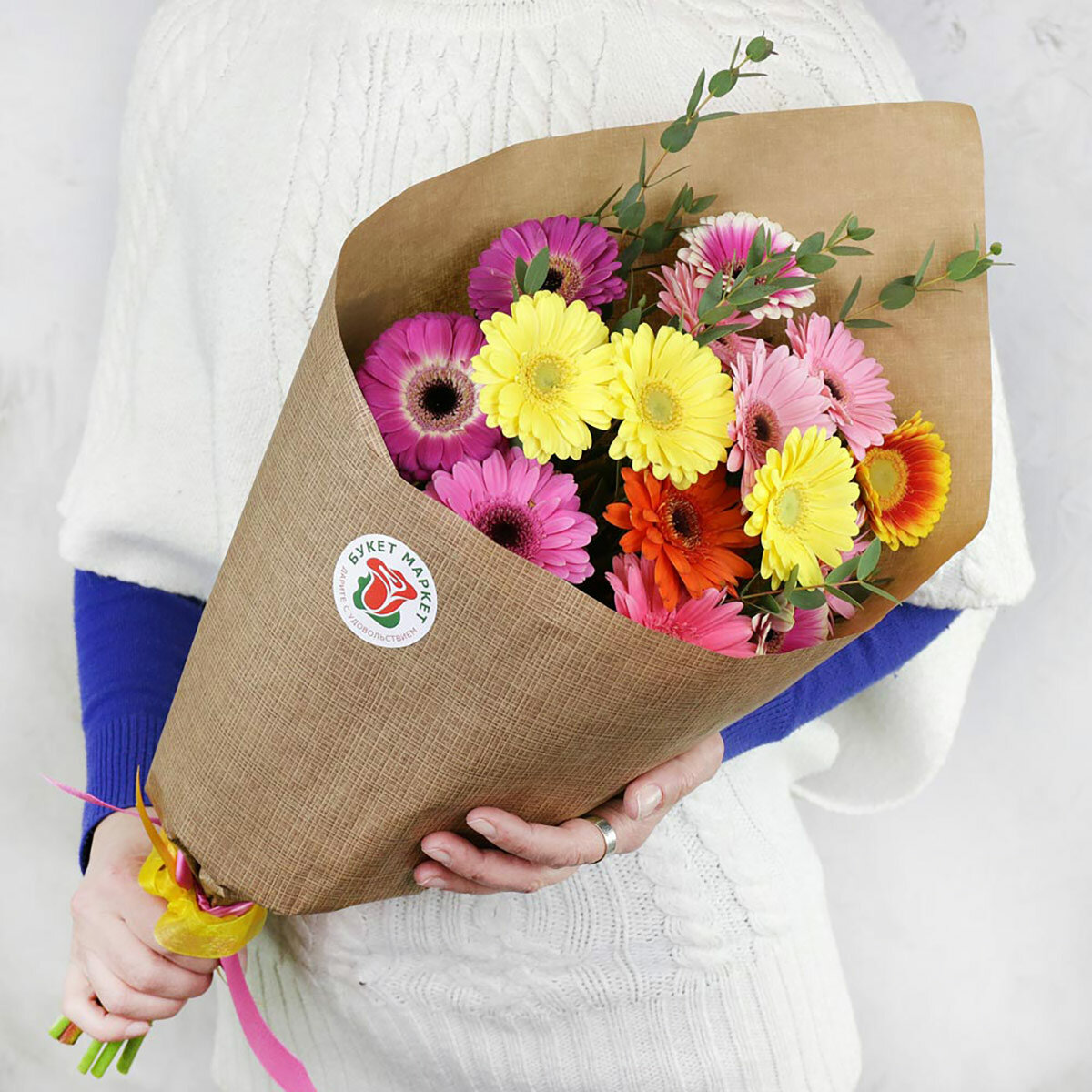 Букет Букет Маркет, из минигербер и эвкалипта, в крафт-бумаге, 15 цветов, высота 50см