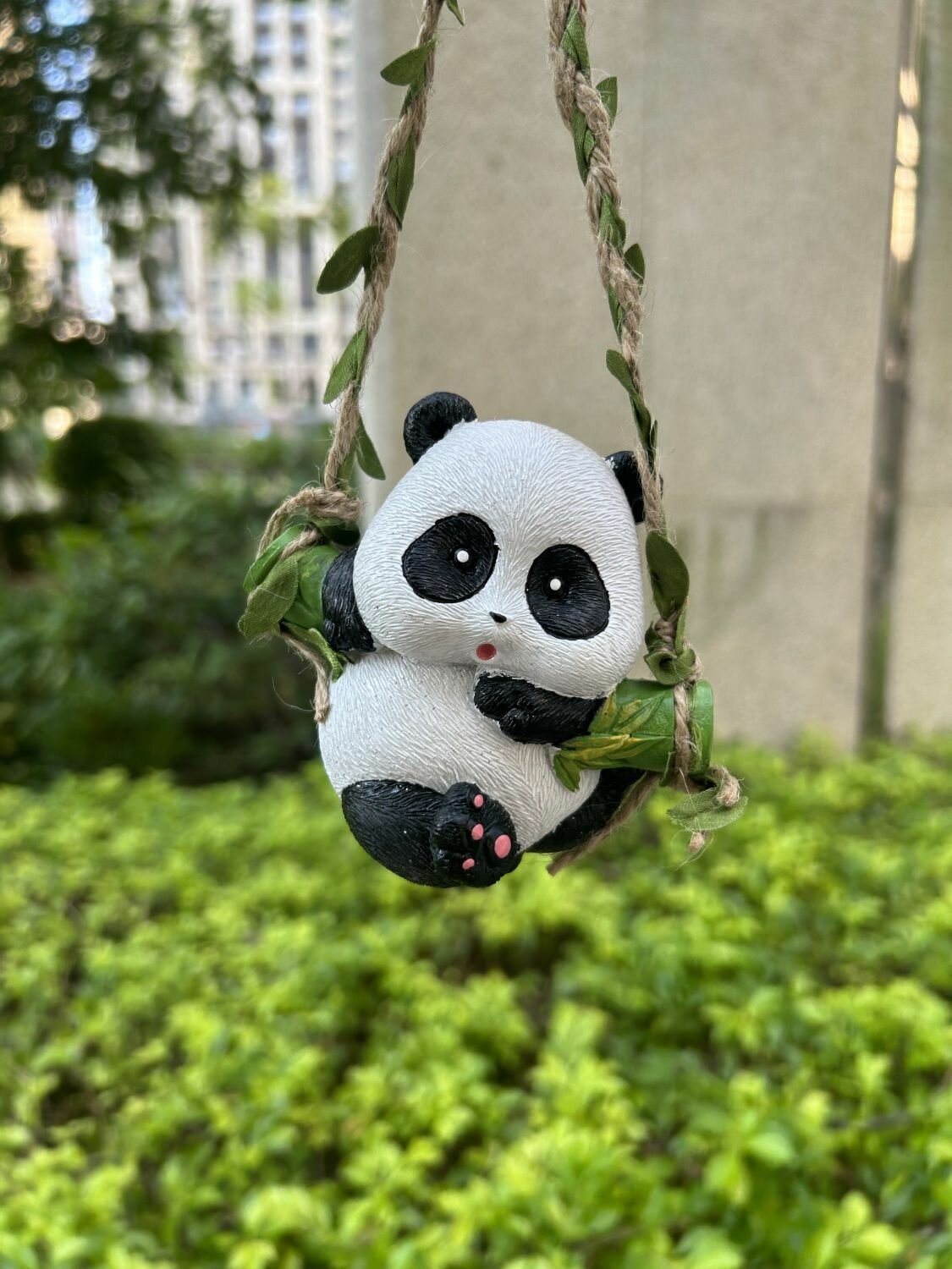 Кролик на качелях подвесное украшение для сада, декоративный кролик из смолы для двора, балкона, дачи, веранды, в виде животного