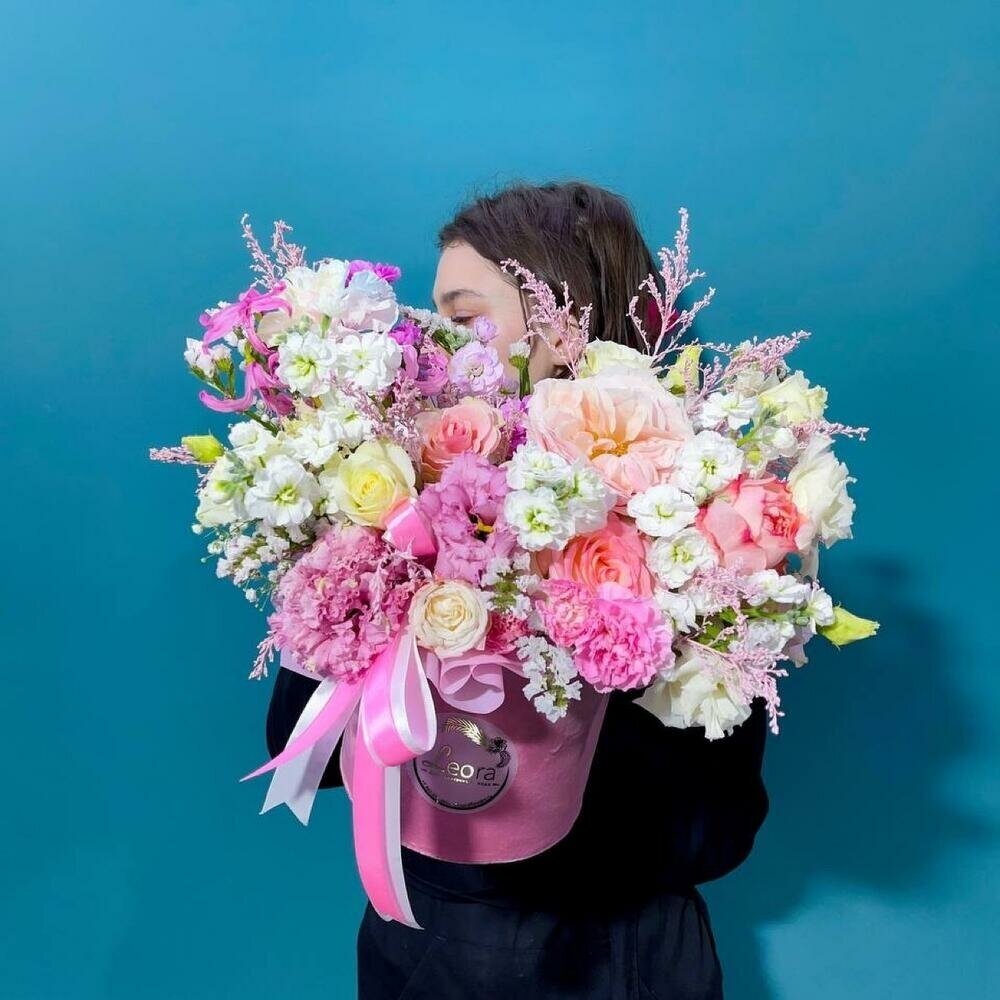 Цветы в коробке с Японскими розами Тсумуги (Tsumugi). Композиция 540)