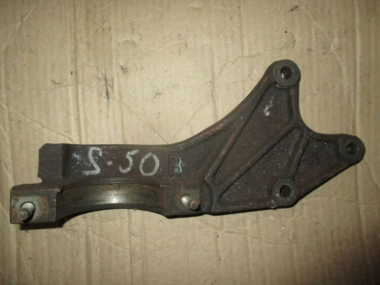 Кронштейн приводного вала 1063508 XS4W3K305DA Форд Фокус 1 на 2.0 литра 8V