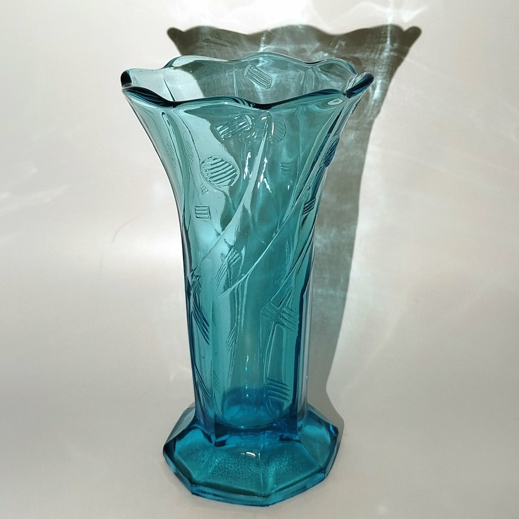 Ваза с рельефным бортом, голубого оттенка, цветное стекло, пресс, СССР, 1950-1960 гг.