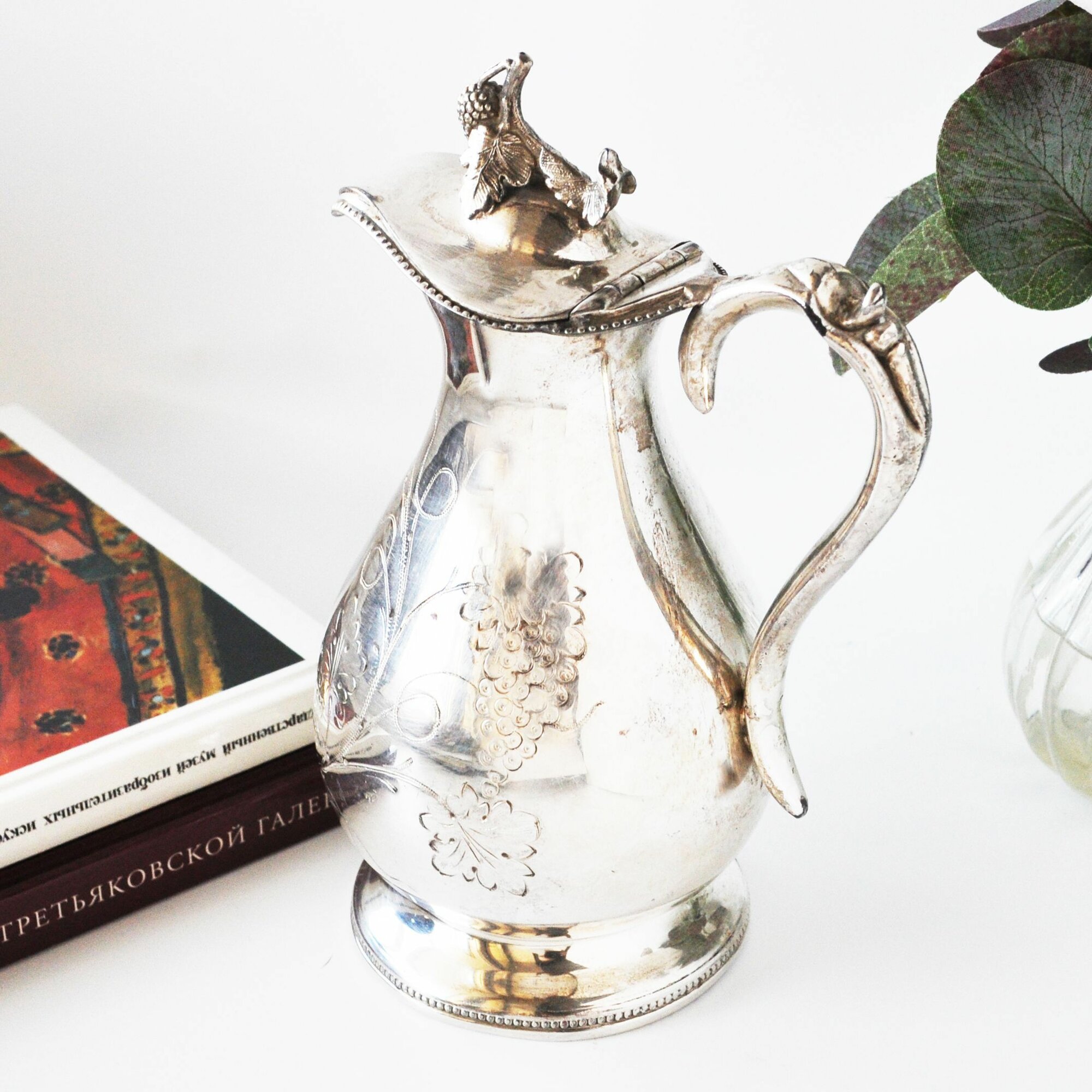 Винтажный кувшин для воды "Виноград". Металл, серебрение, ручная гравировка. США, середина ХХ века.