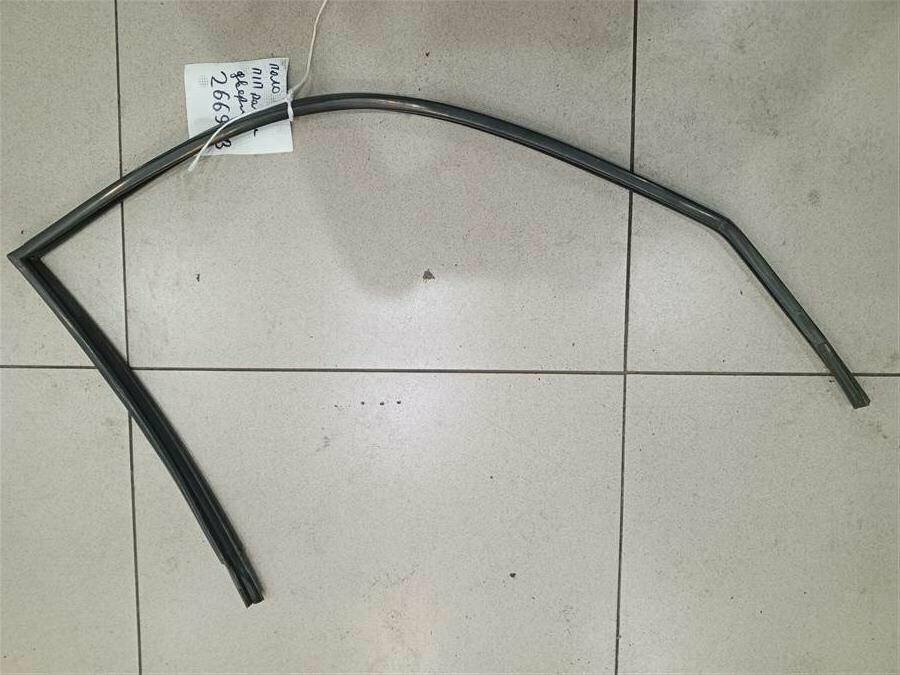 Уплотнитель стекла двери передней правой от Volkswagen Polo 3 1994-2001