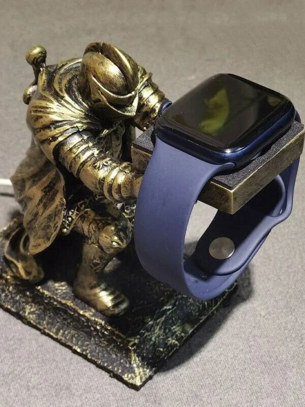 Подарок мужчине подставка для часов apple watch Рыцарь