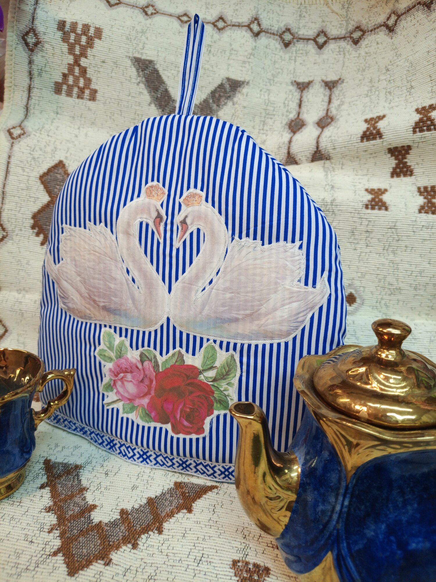 Грелка на чайник "Лебединая верность" хлопок 27х28 см.