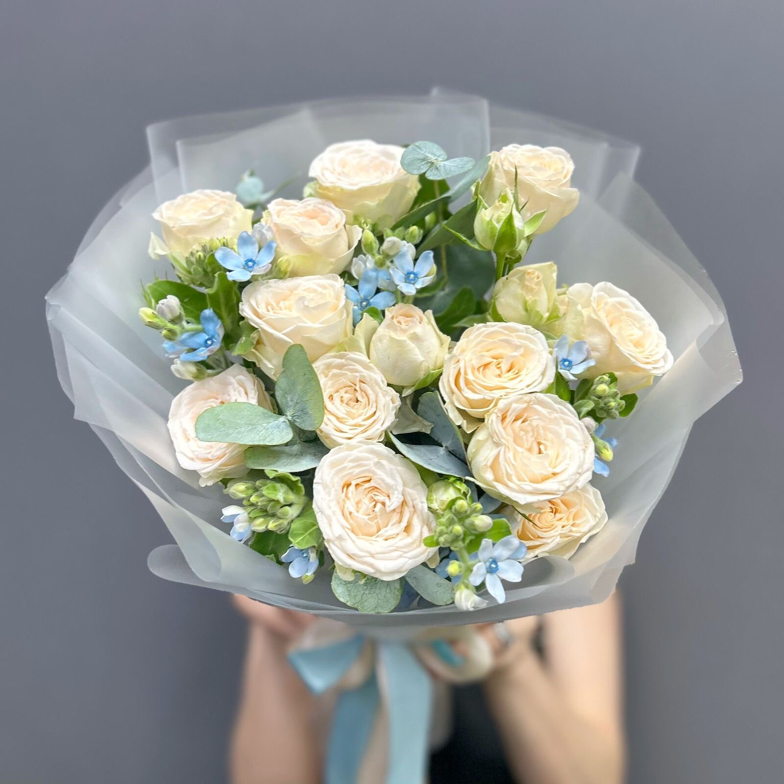 Букет FLOWELLE, микс кремовых роз, голубого оксипеталлума в матовой пленке