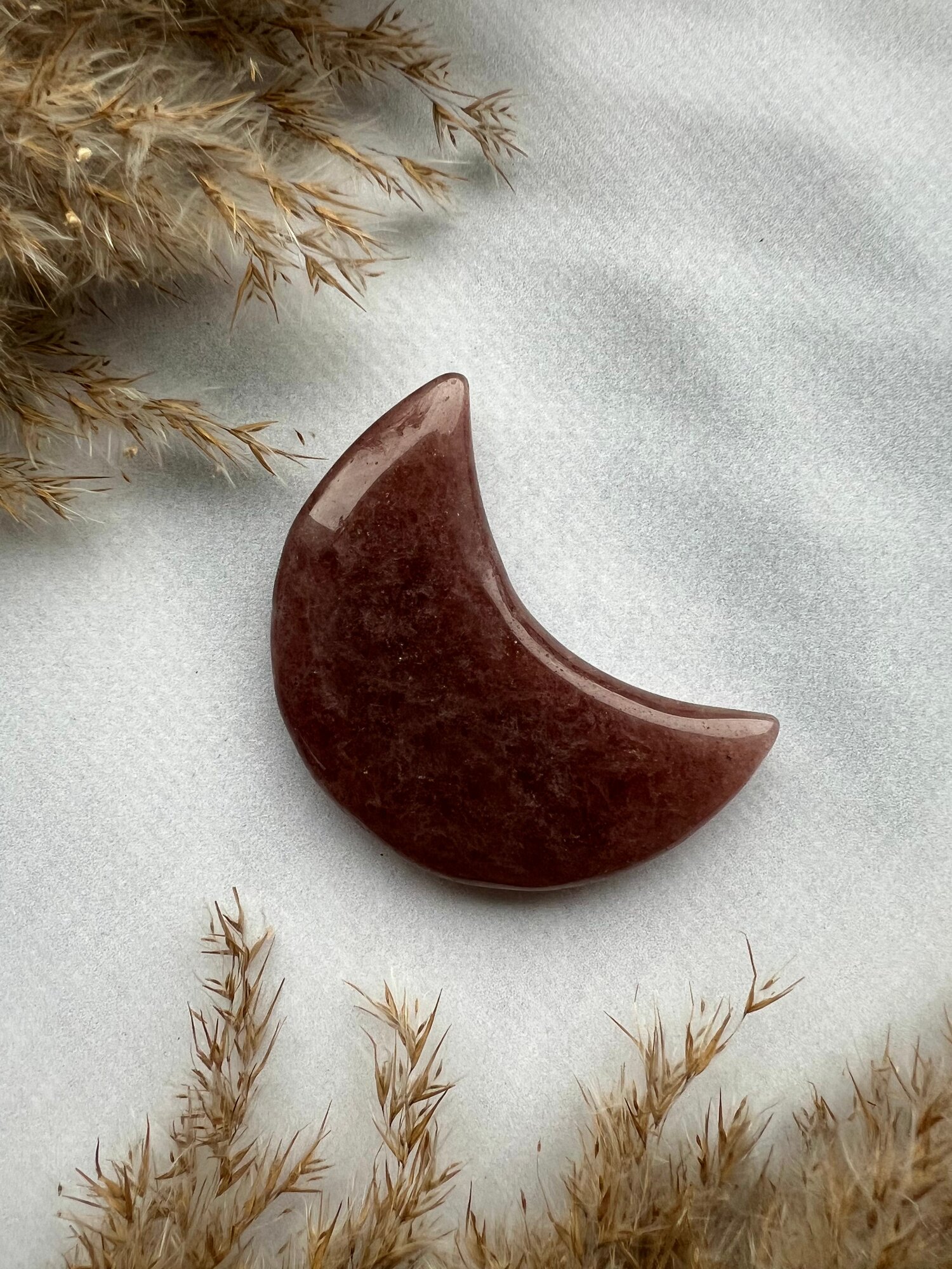 Полумесяц из натурального камня Авантюрин малиновый. 69х50х11 мм, 57 гр.