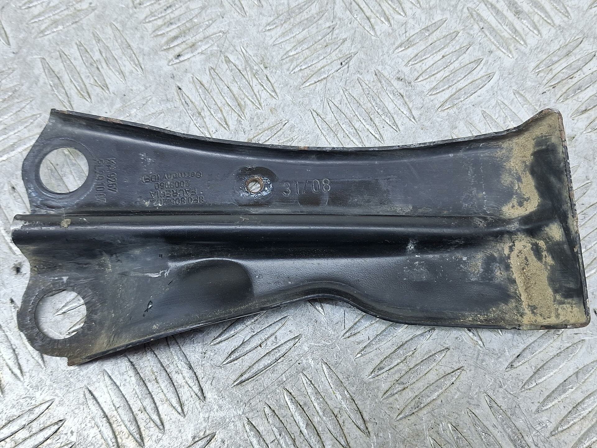 Кронштейн (крепление) радиатора правый Audi A3 8P 2-й рест. 2009 8P0805202A