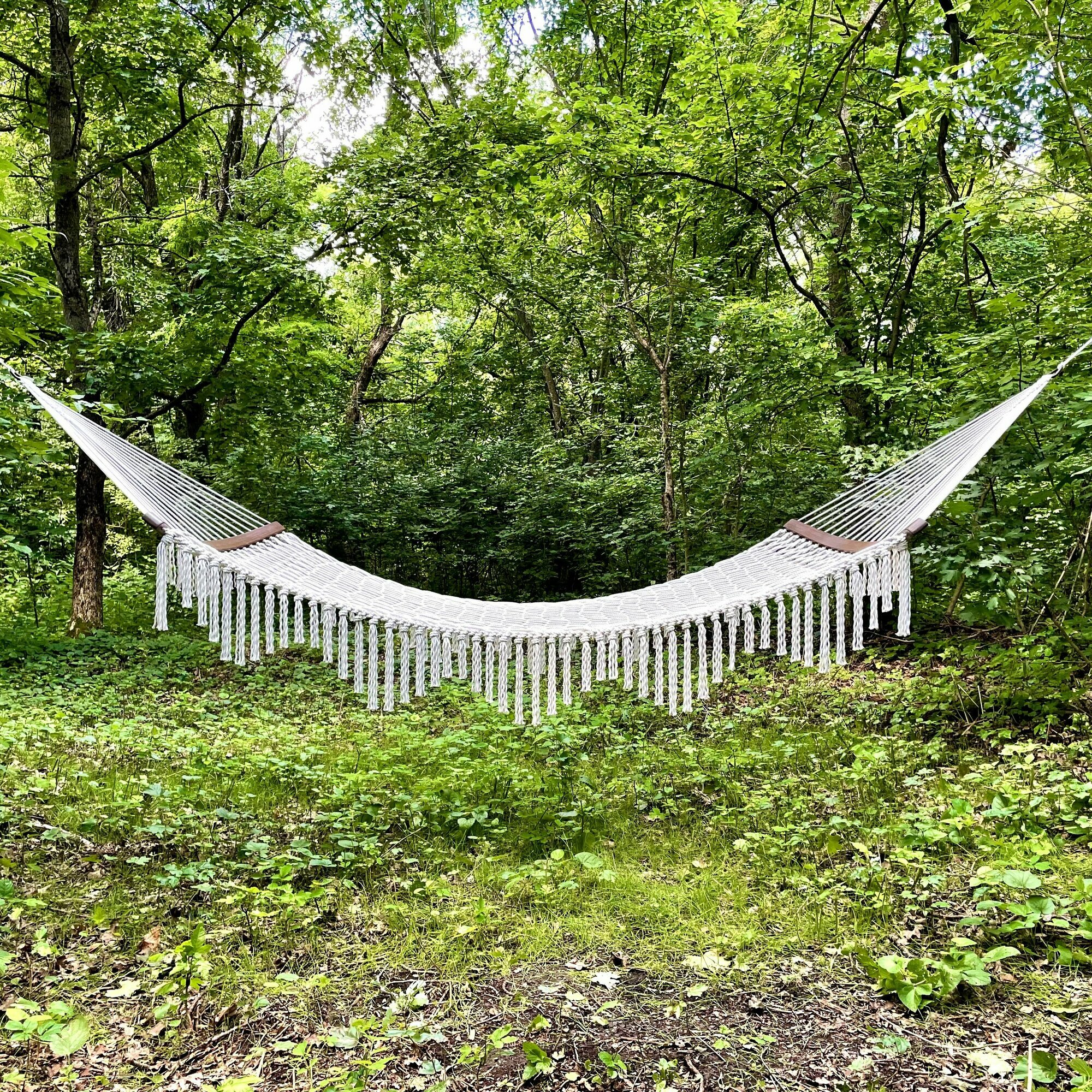 Гамак 410х150 см. Двухместный. С гнутыми планками. С бахромой. Без узловое плетение из хлопкового каната.