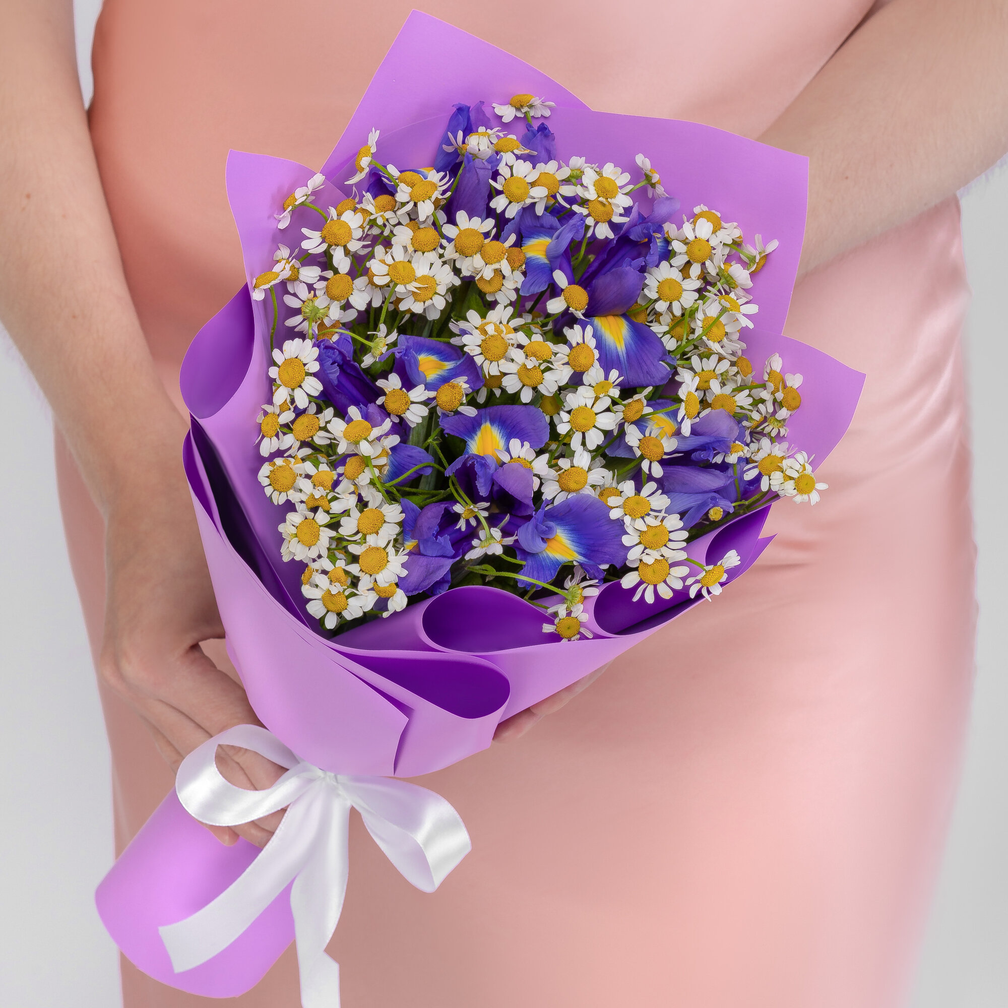 Дуо-букет Мегацвет24 "Ромашки кустовые и ирисы синие", синий/кремовый, дизайнерская упаковка