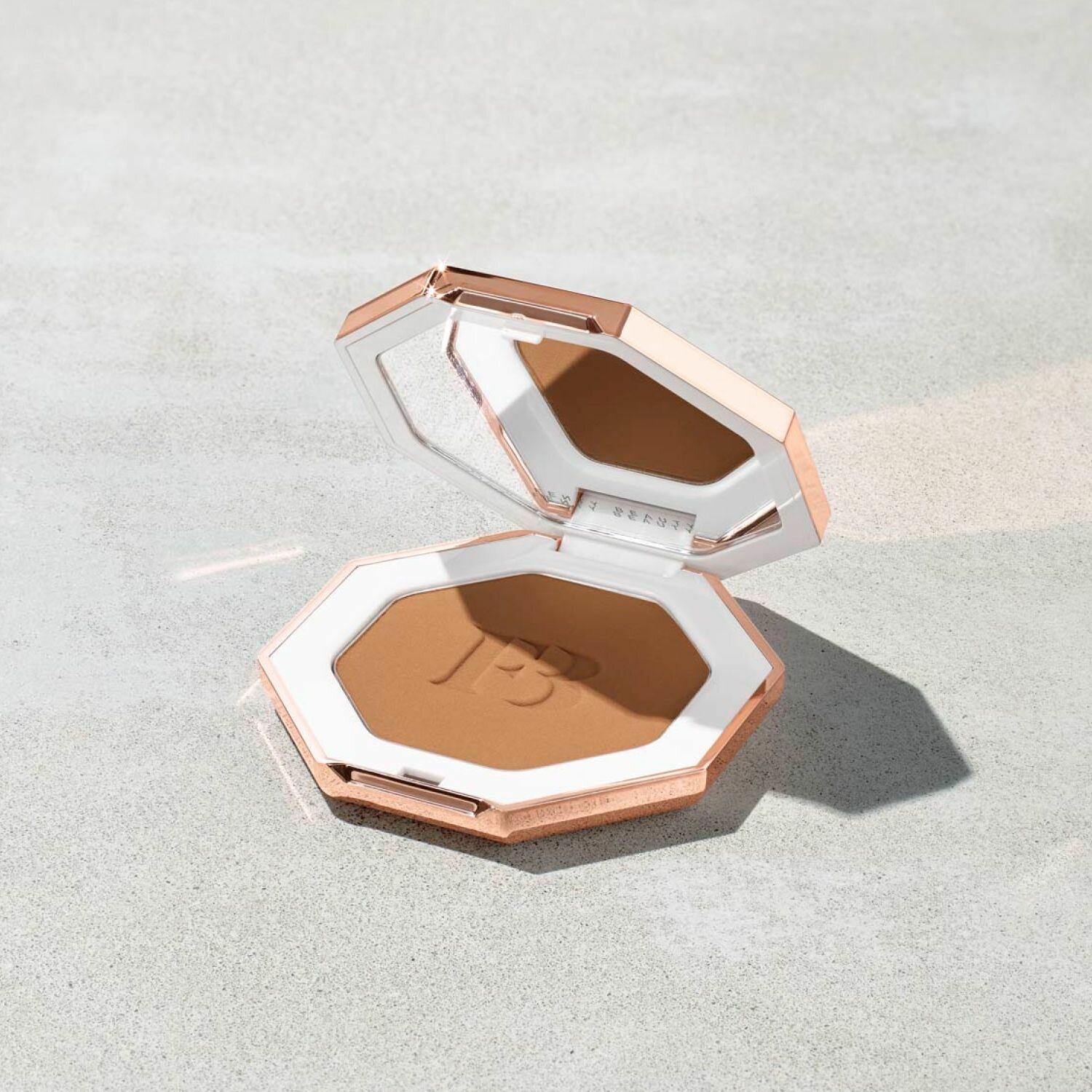 Пудра-бронзатор бронзер для лица Fenty Beauty SUN STALKER INSTANT WARMTH BRONZER - CARAMEL CUTIE 06