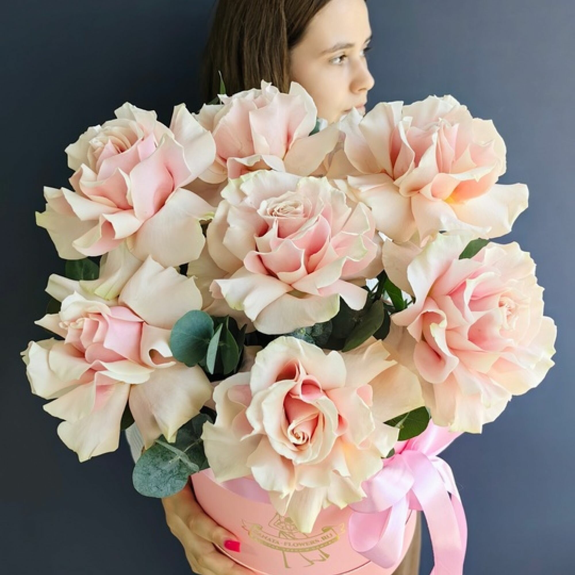 Букет живых цветов Sanata Flowers "Мишель", французская роза, 9 цветков, в дизайнерской коробке