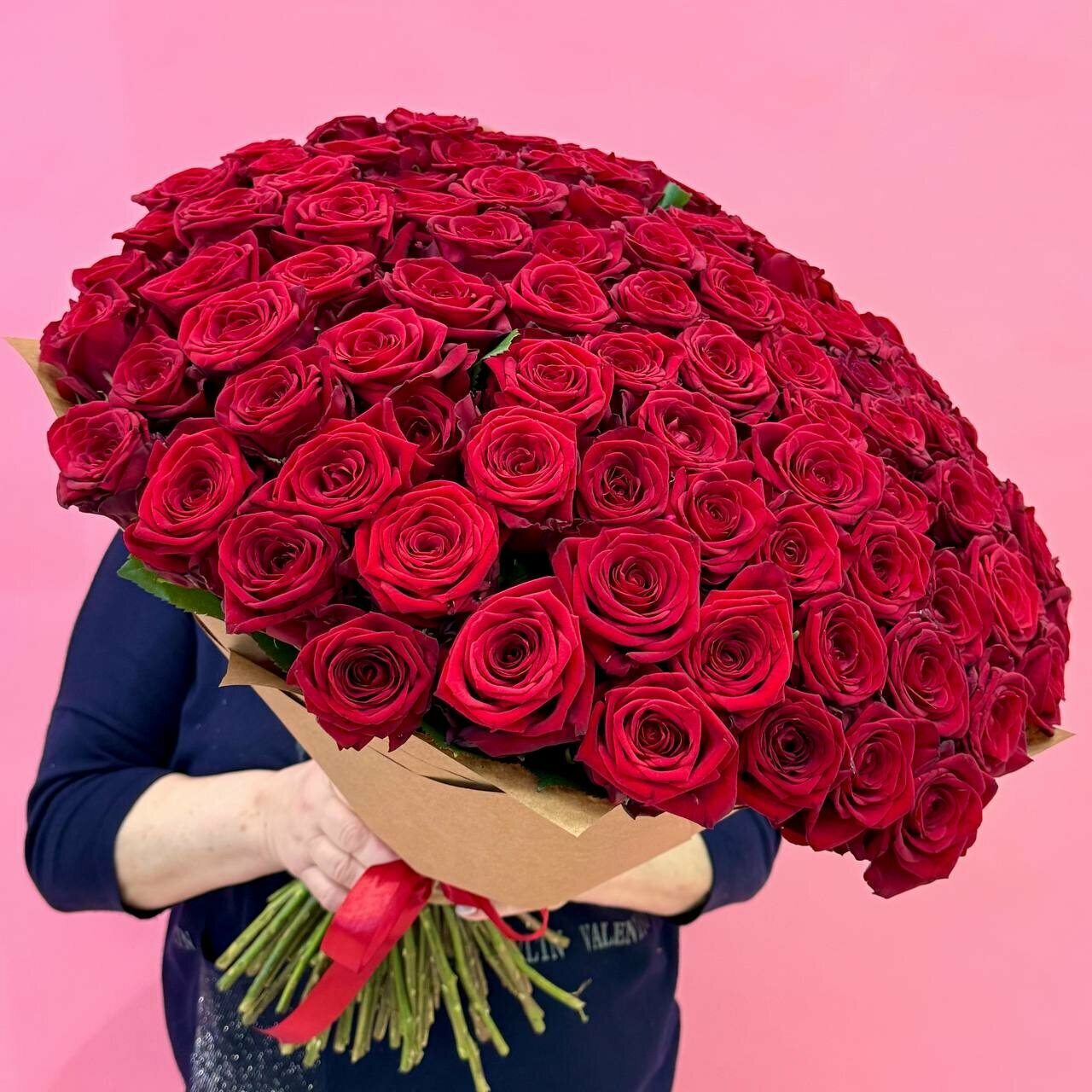 Монобукет "Страсть", фактурная, бордовая роза, 101 цветок, крафт-бумага, лента