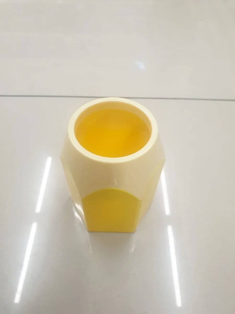 Стакан пластиковый канцелярский в виде карандаша.