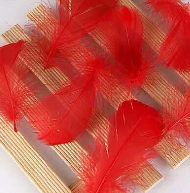 Окрашенные гусиные перья Piesfule 4-8 см 300pcs, Red