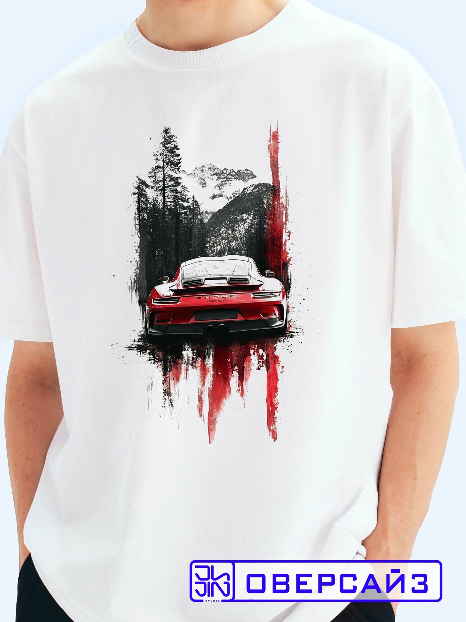 Футболка оверсайз мужская с принтом Премиальный черно-красный спорткар с агрессивным стилем и черно-белыми горами, белый хлопковый трикотаж с прикольным рисунком на груди