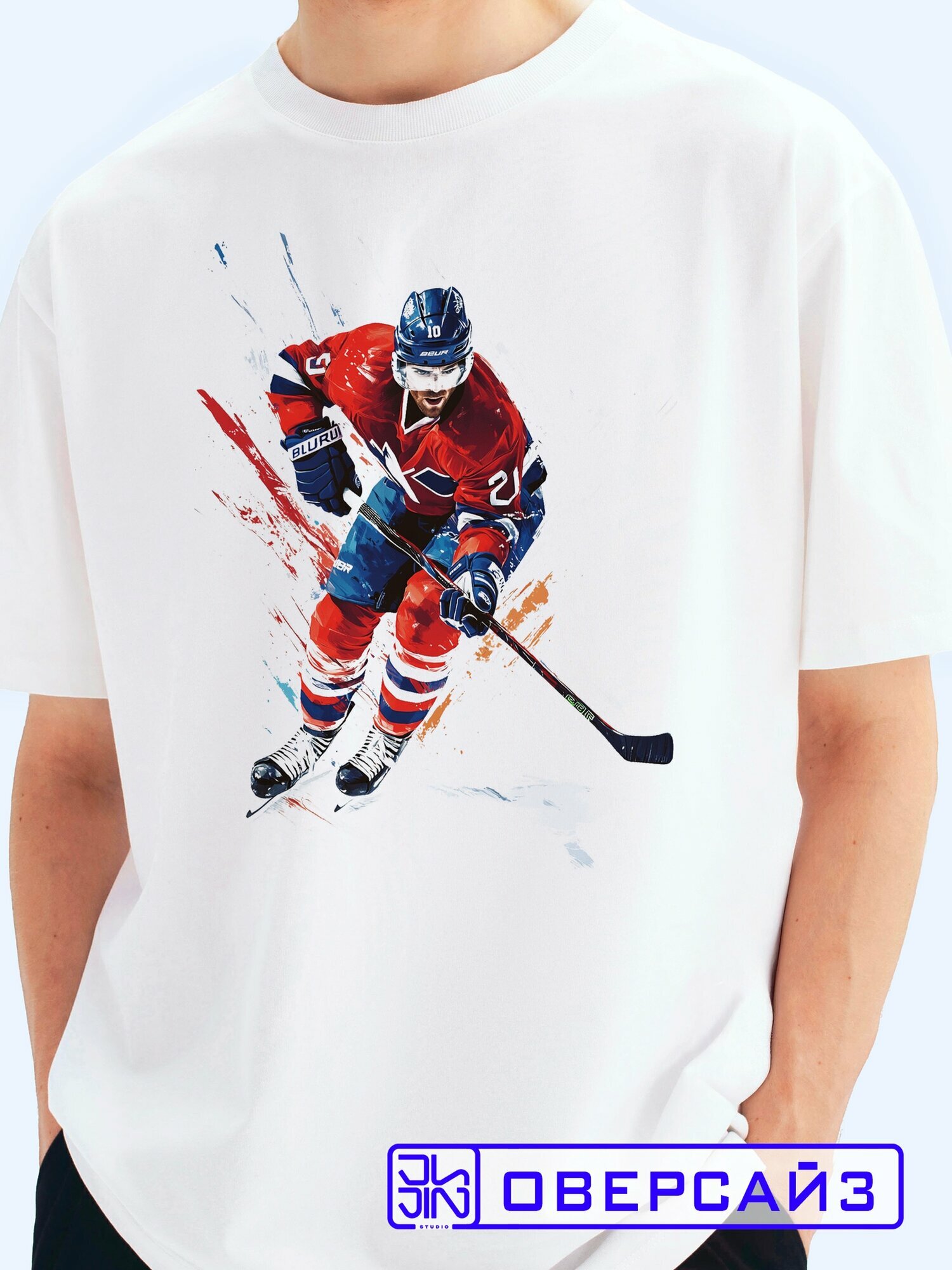 Футболка оверсайз мужская с принтом Агрессивный черно-белый хоккеист с мощной белой клюшкой в динамичном хоккее, белый хлопковый трикотаж с прикольным рисунком на груди