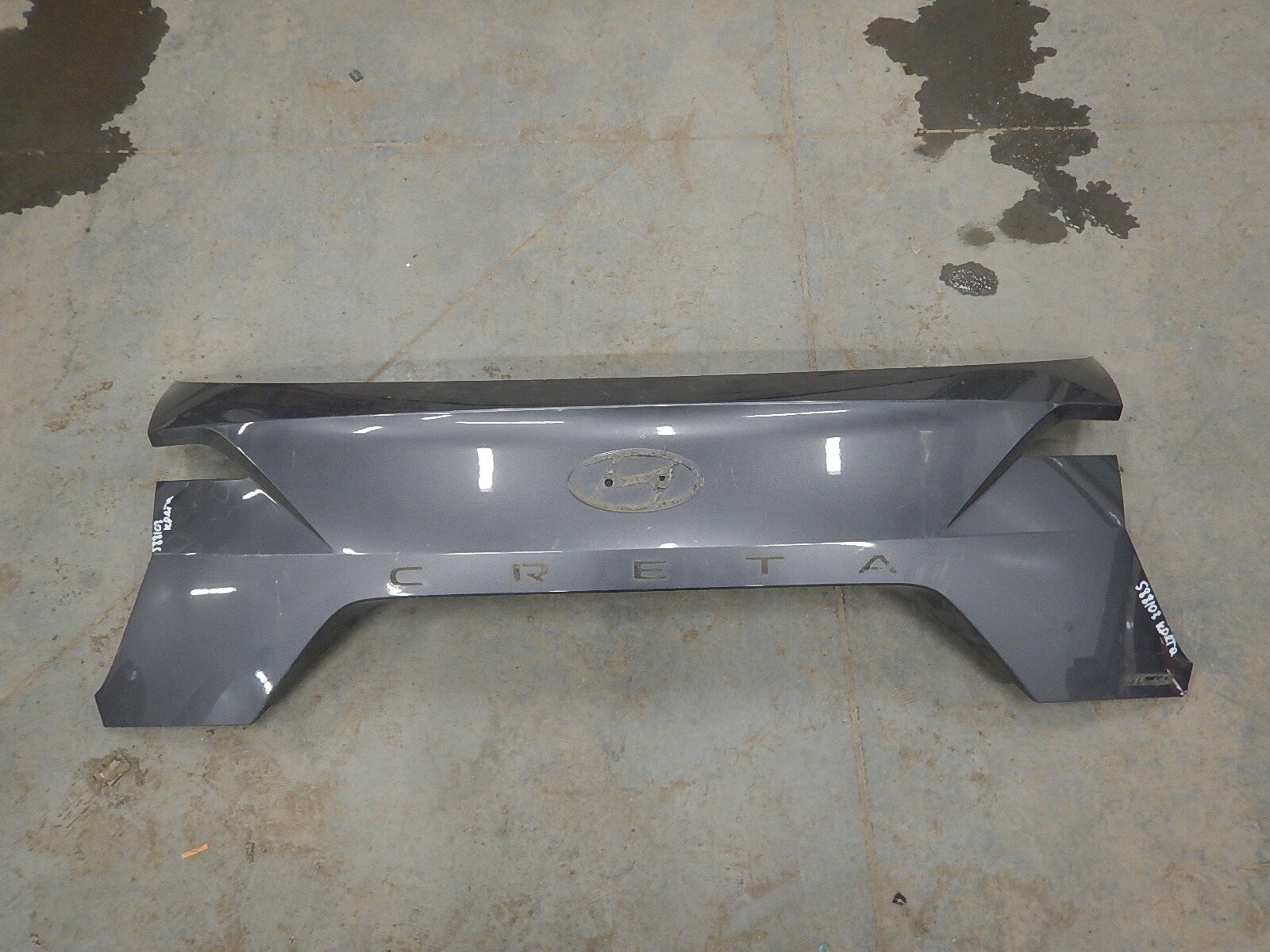 Б/У Накладка двери багажника, Hyundai (Хендэ)-CRETA (21-) HYUNDAI CRETA (21-) Царапины, отколот небольшой кусок, сломано...