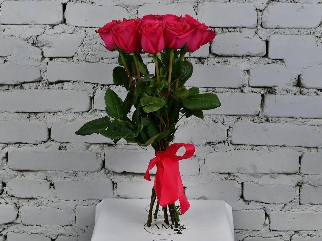 Букет 9 малиновых роз Эквадор