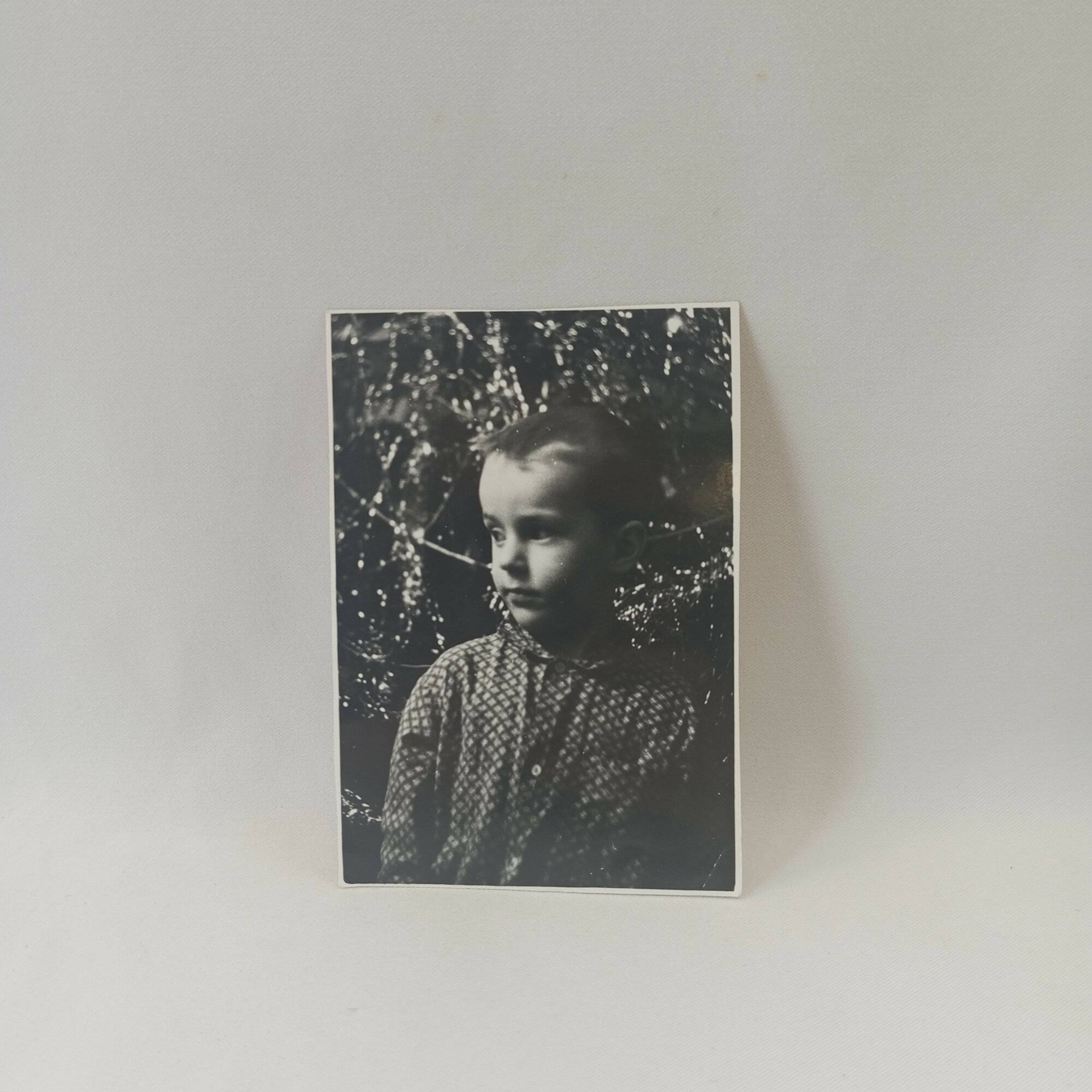 Фотография винтажная, СССР. Черно белый портрет мальчика, любительский фотоснимок