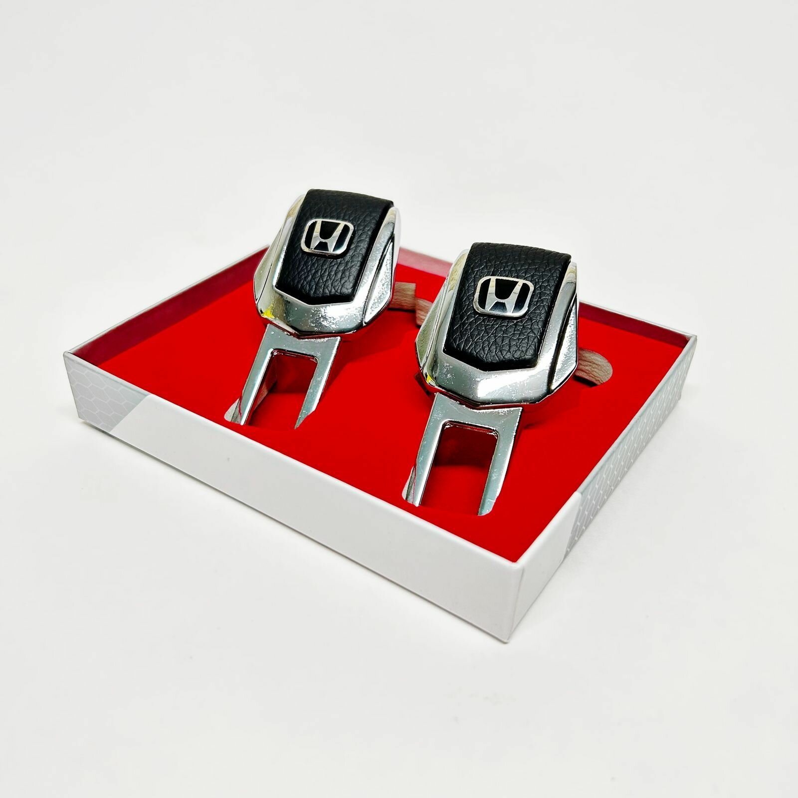 Заглушки ремня безопасности "HONDA" / "хонда" металл+кожа комплект 2 шт.